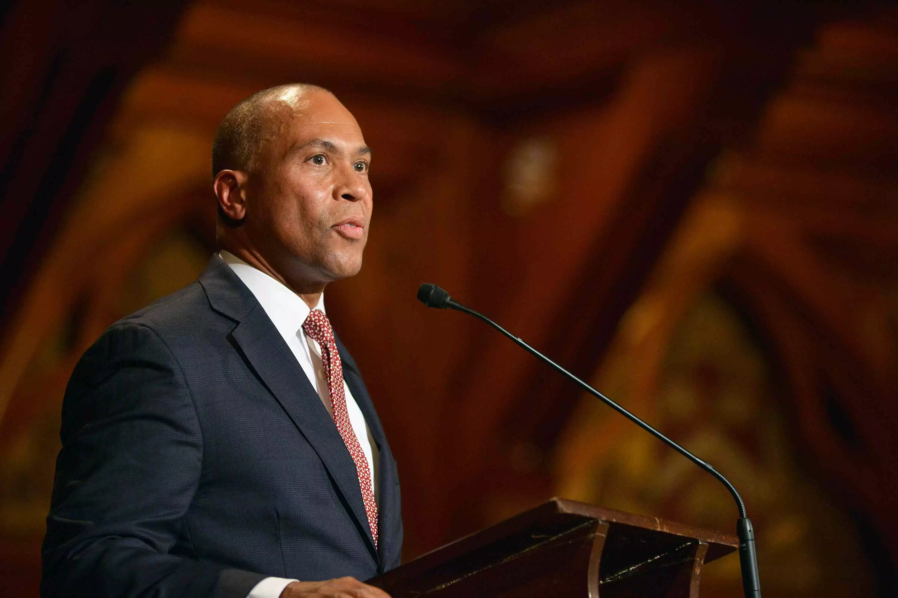 Gouvènè Massachusetts Deval Patrick ap pale sou yon podium