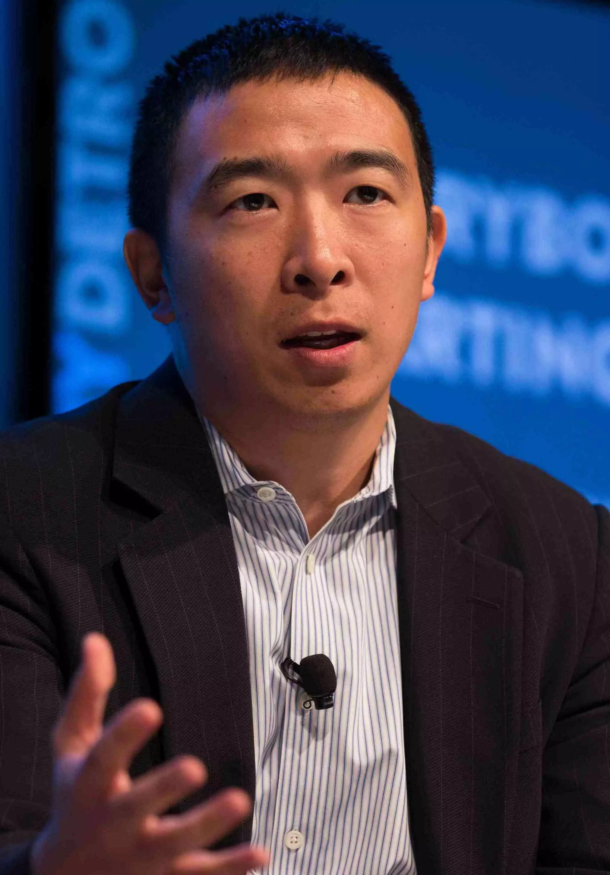 Andrew Yang portretas