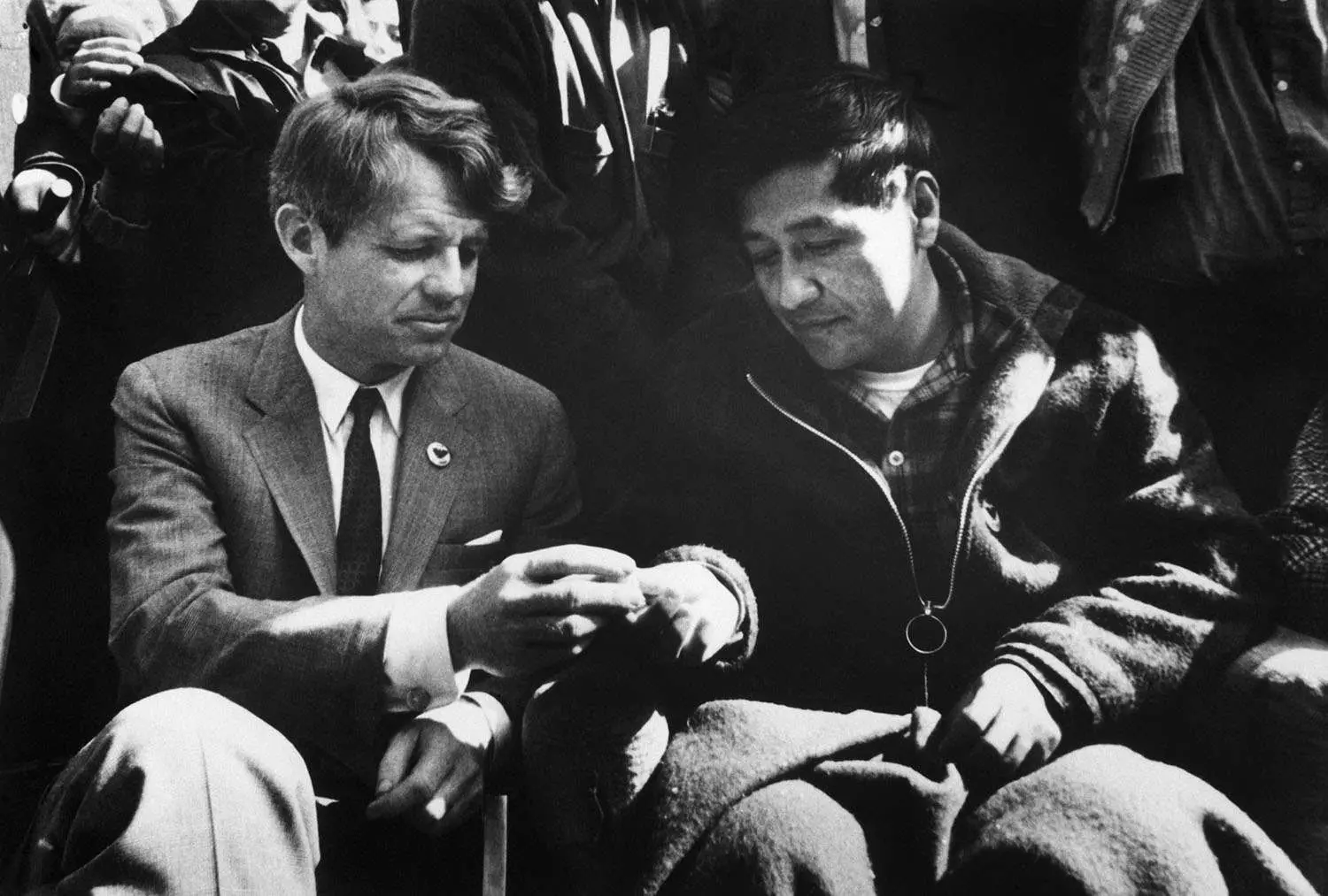 Cesar Chavez és Robert Kennedy kenyeret tör