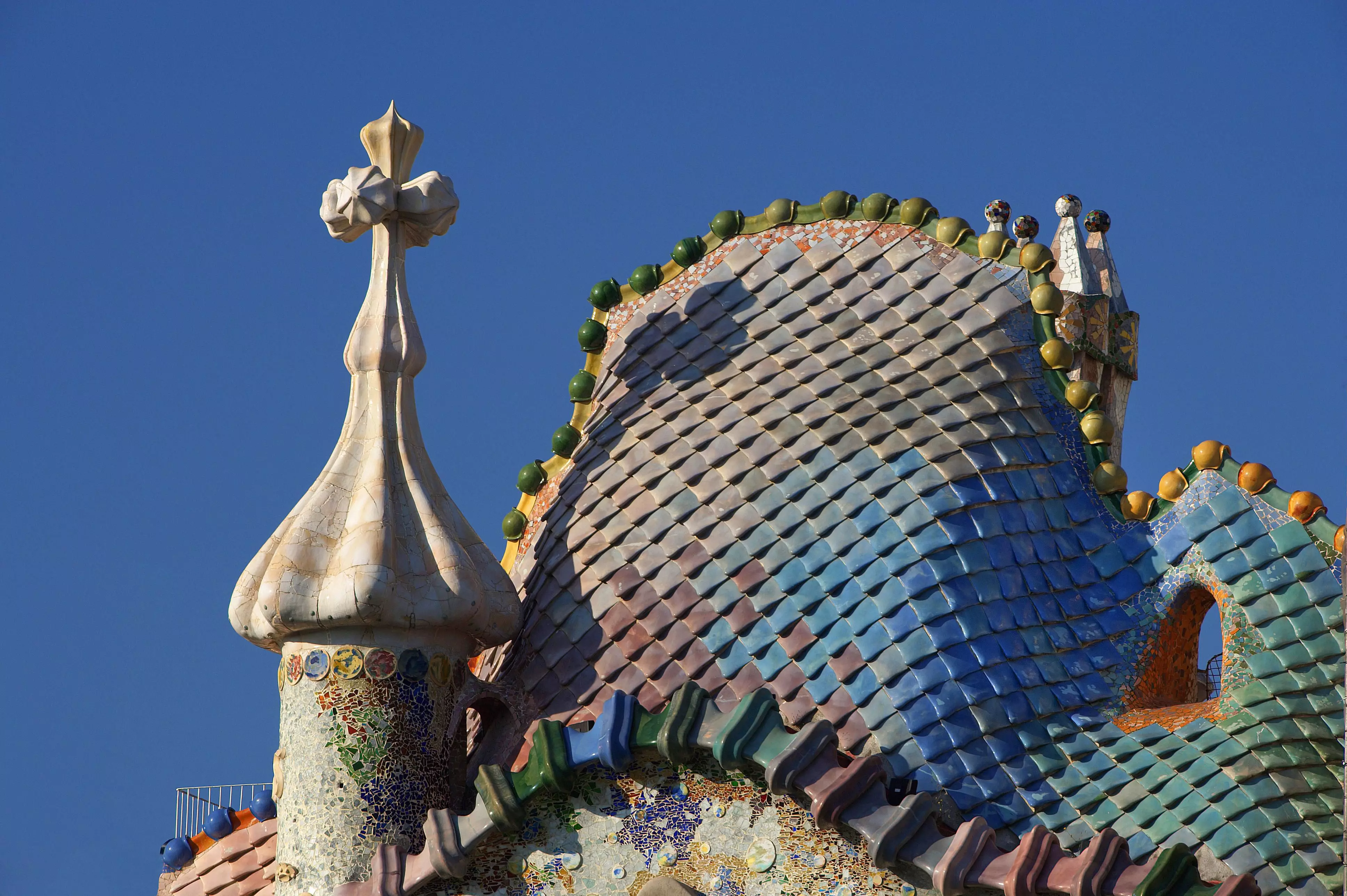 バルセロナのカサバトリョのタイルでガウディデザインの屋根。