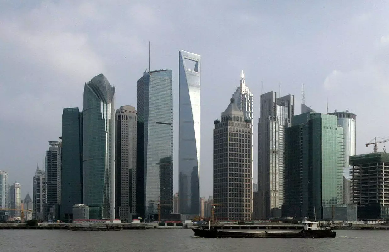 Šanhajas Pasaules finanšu centrs ir planējošs stikla debesskrāpis ar raksturīgu atvērumu augšpusē