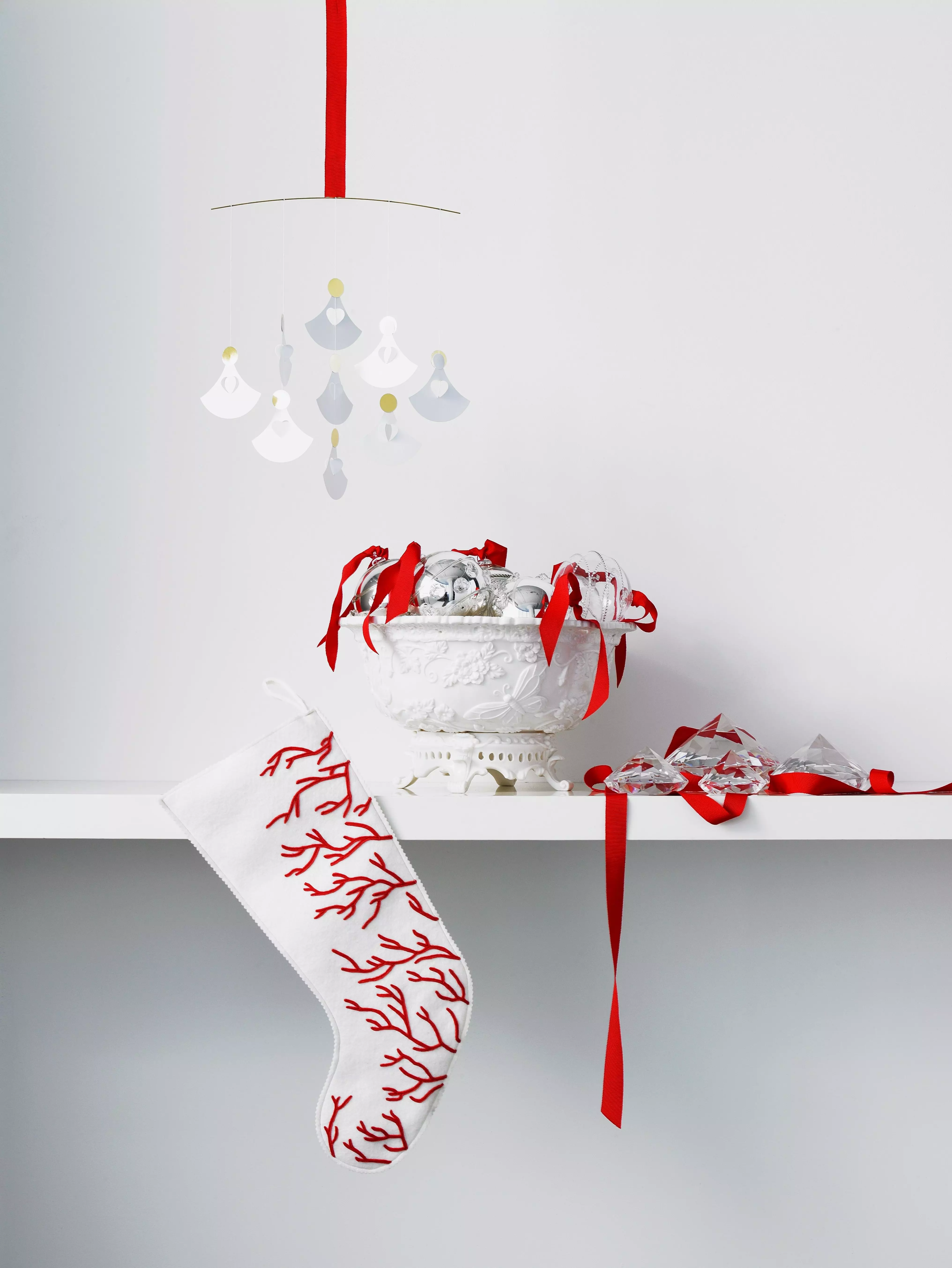 Remoje un calcetín navideño en una solución de cristal para hacer una decoración o un adorno de cristal brillante.