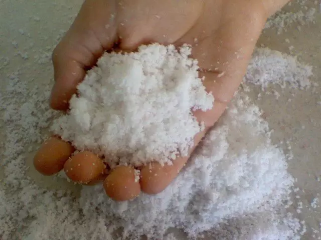 Falošný sneh je vyrobený z polyakrylátu sodného, polyméru absorbujúceho vodu.