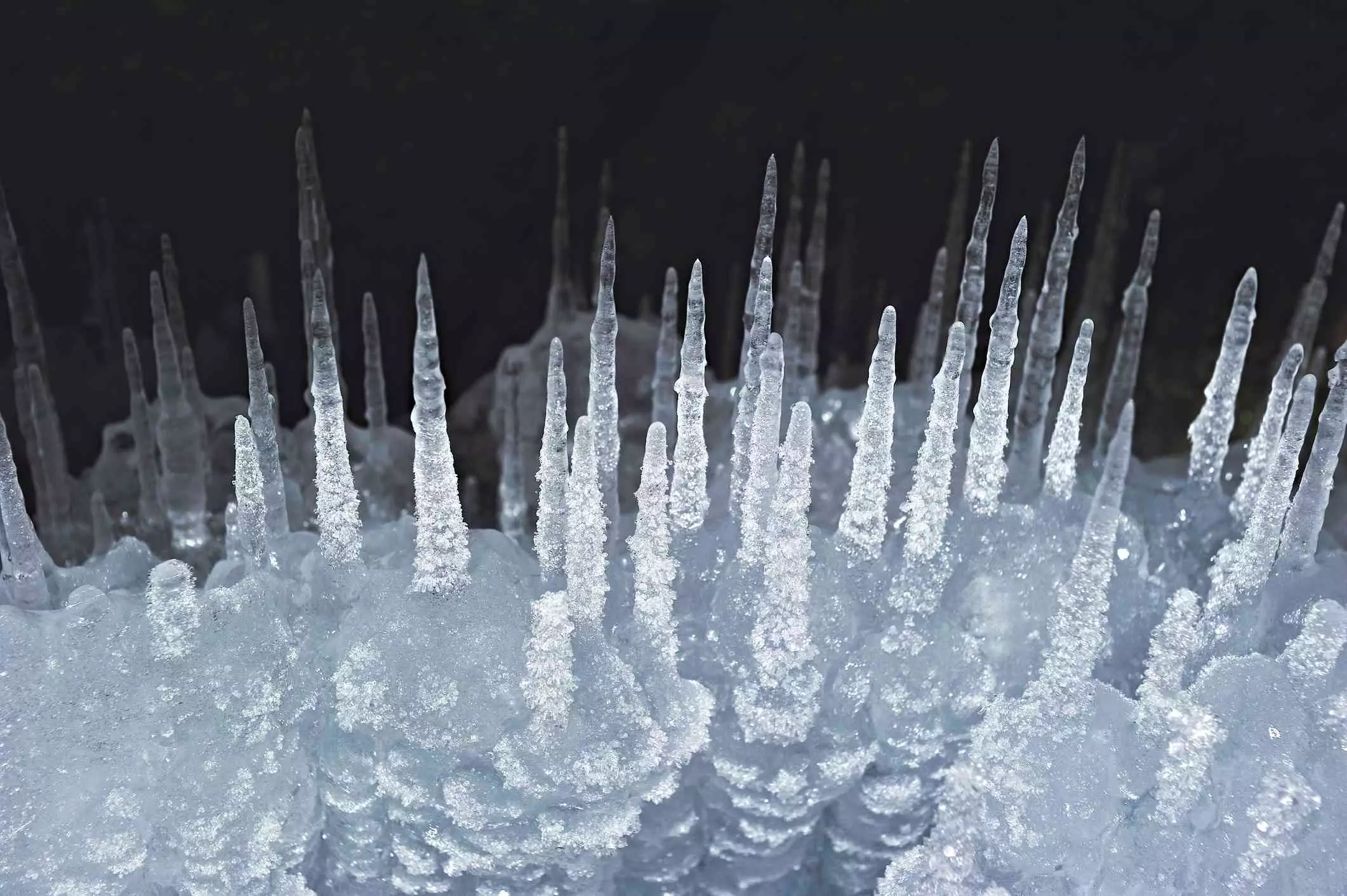 Tvorba ľadových hrotov, jazero Bajkal, Sibír, Rusko