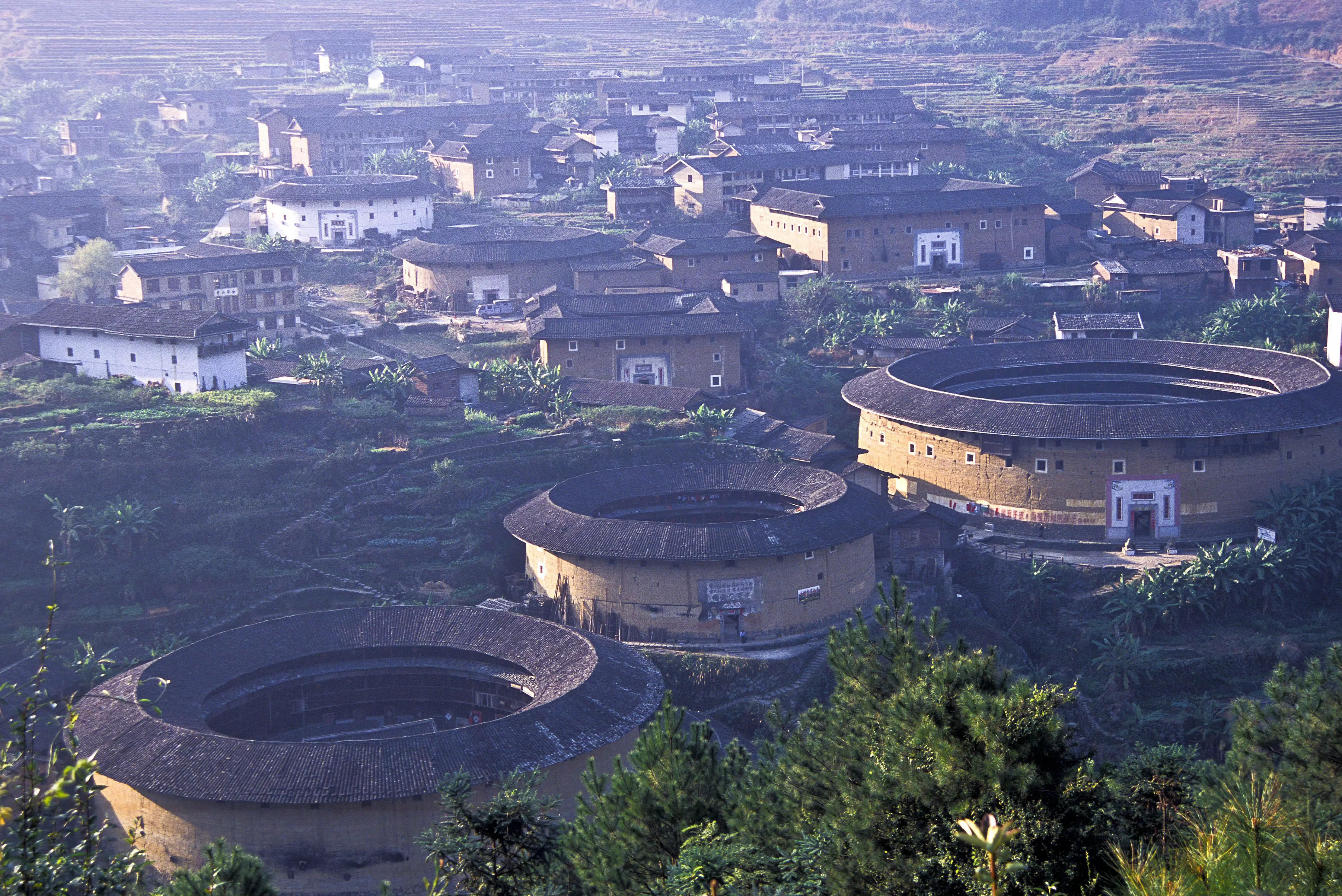Hakka Earth Dwellings i landsbyen Chuxi, Fujian-provinsen, Kina