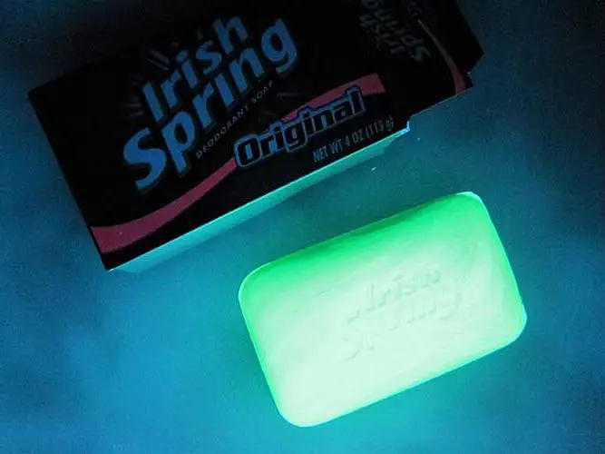 愛爾蘭春季香皂在黑光下發出明亮的藍綠色。