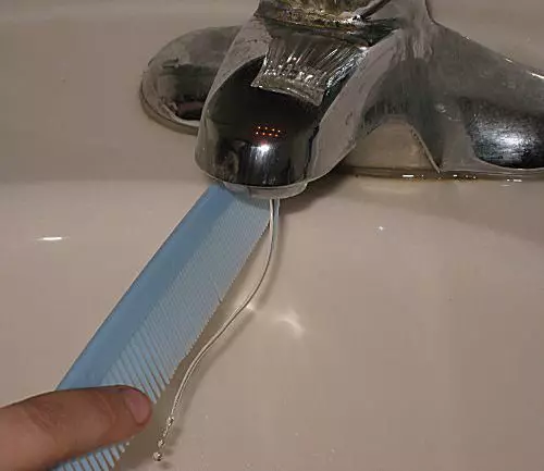 Хуванцар самыг үснийхээ статик цахилгаанаар цэнэглэж, усны урсгалыг нугалахад хэрэглээрэй.