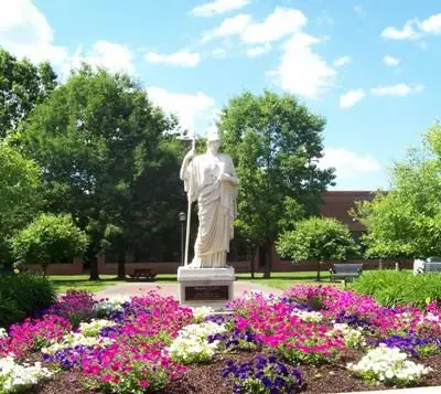 Minerva Plaza em SUNY Postdam - Estátua de Minerva