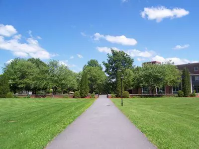 Ala savali e ui atu i le Main Quad i SUNY Potsdam