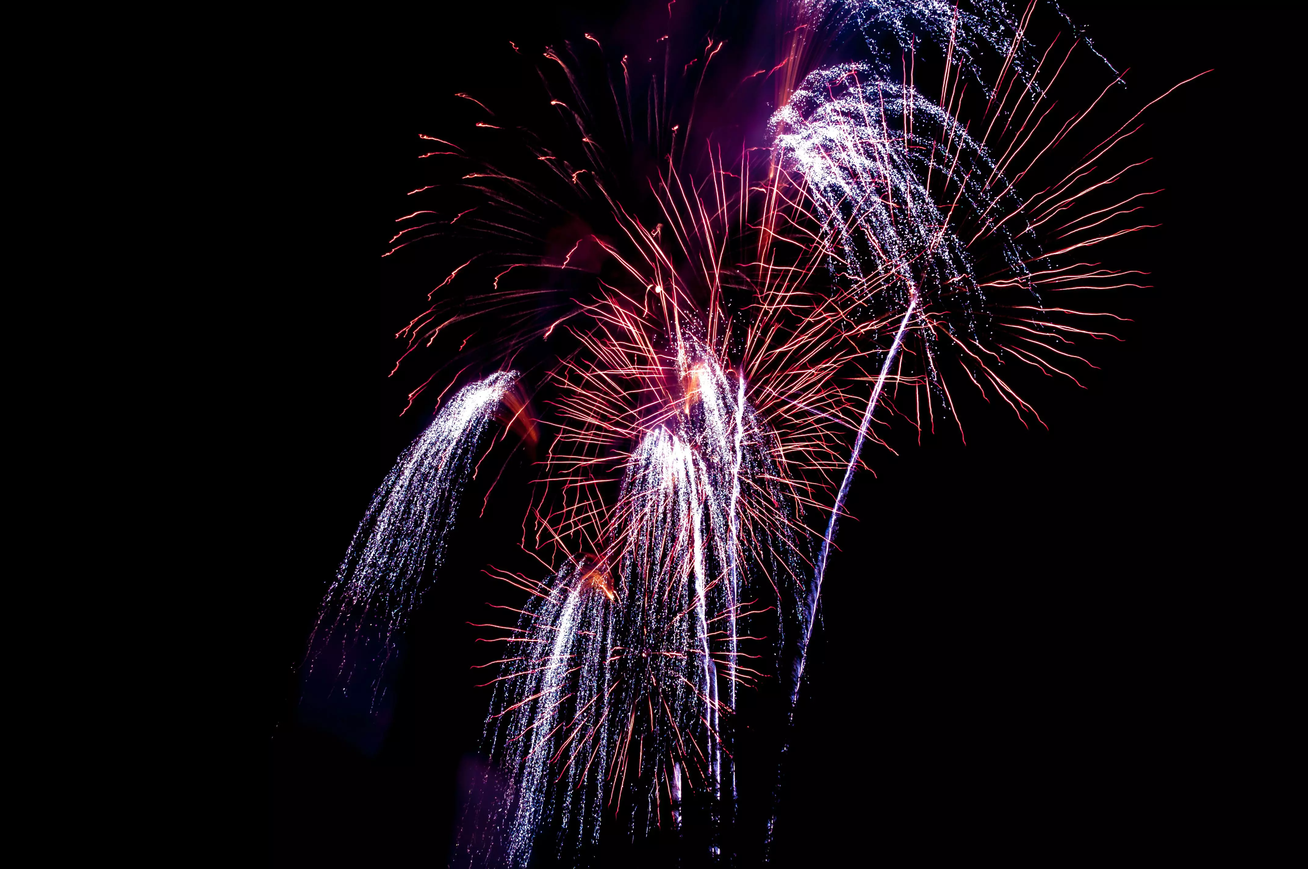 Il clorato di potassio è usato nei fuochi d'artificio come ossidante e per produrre una fiamma viola.