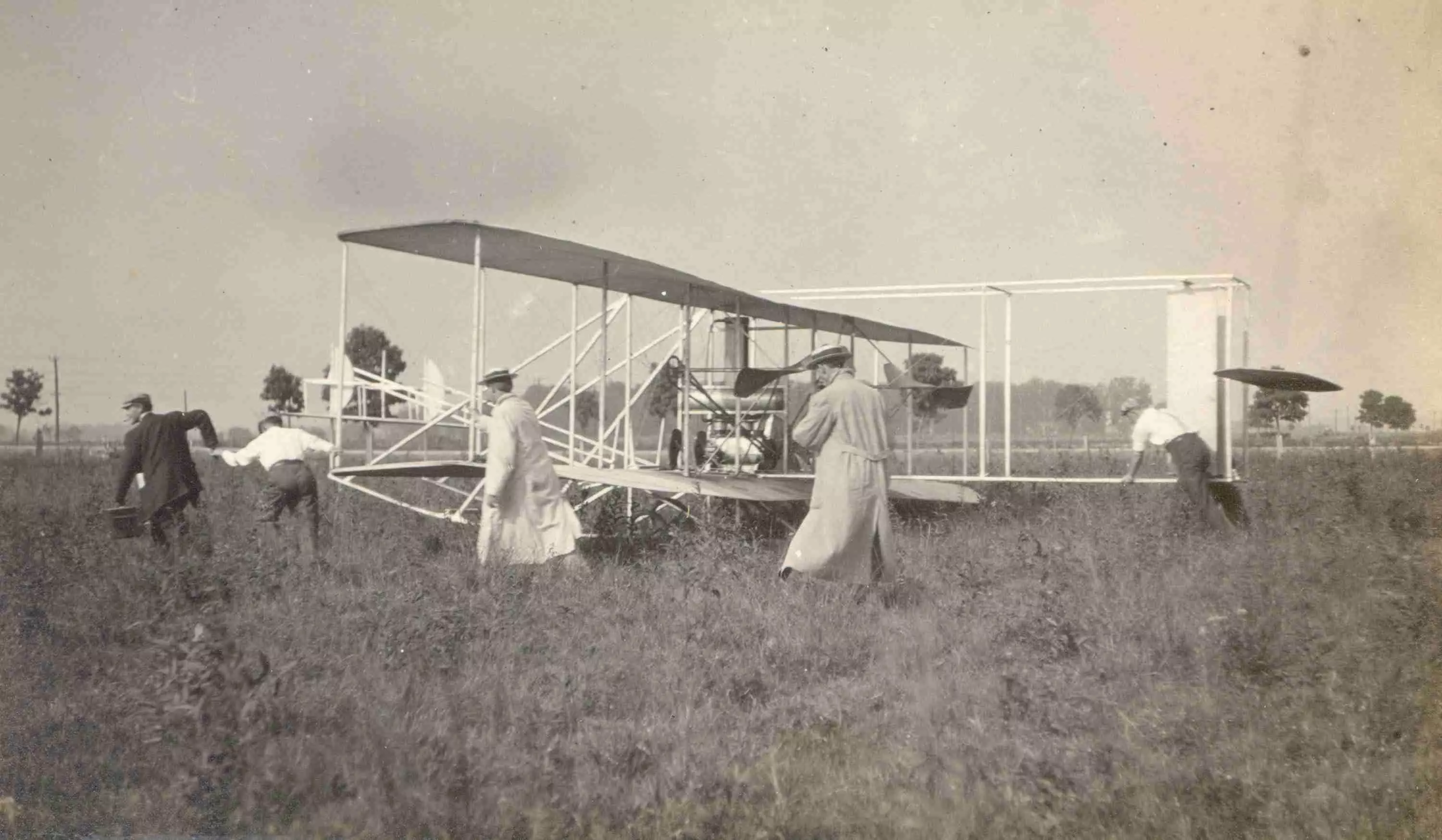 Studerende flytter Wright B-flyer på Huffman Prairie Flying Field