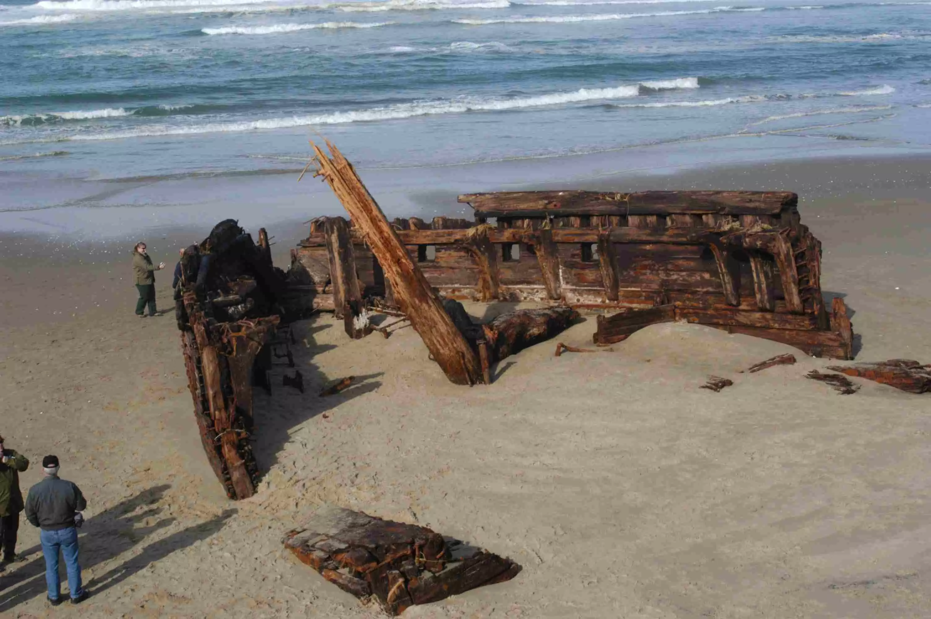 kapal karam di pantai