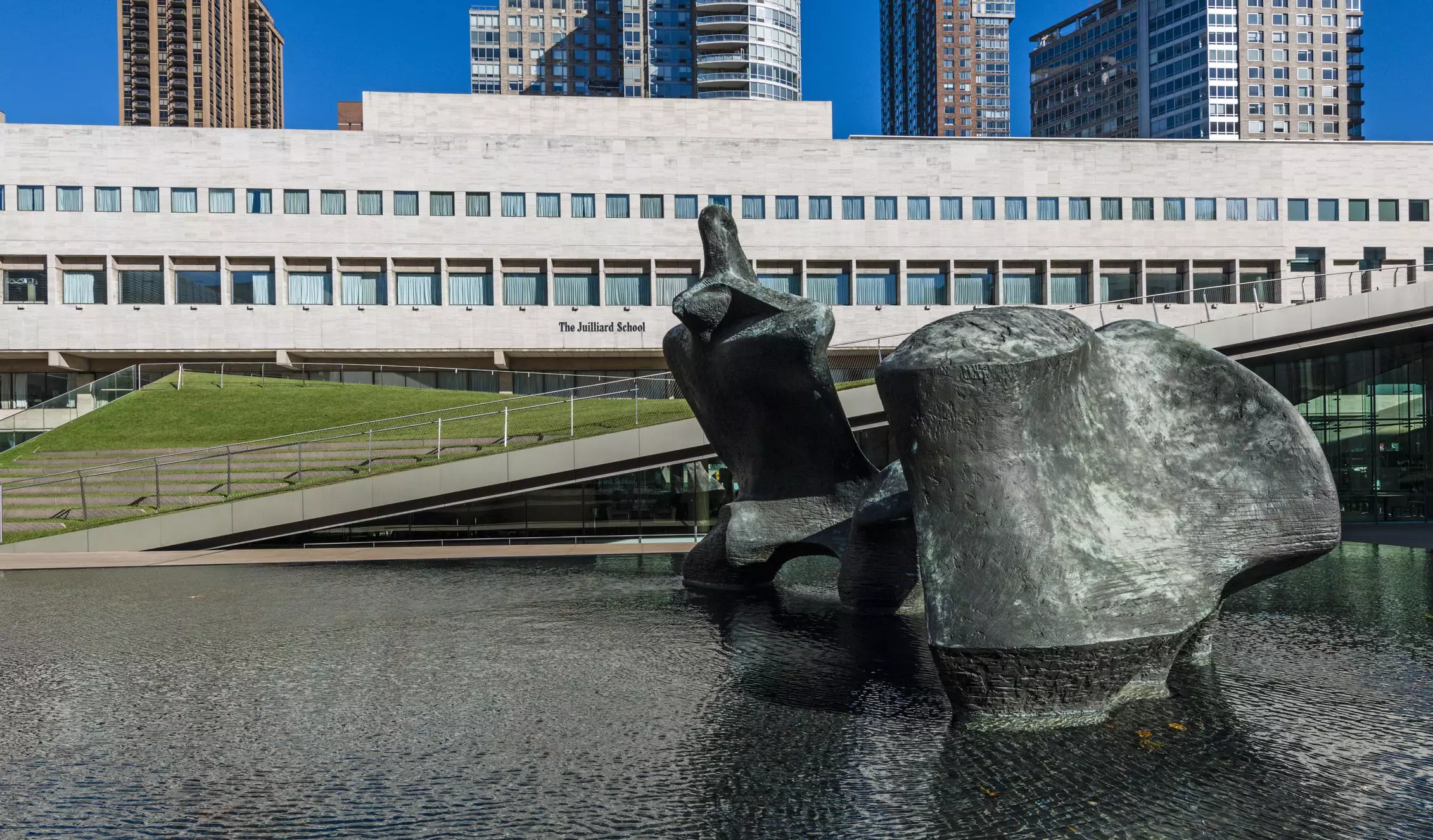 A Juilliard School e a piscina reflectante no Lincoln Center