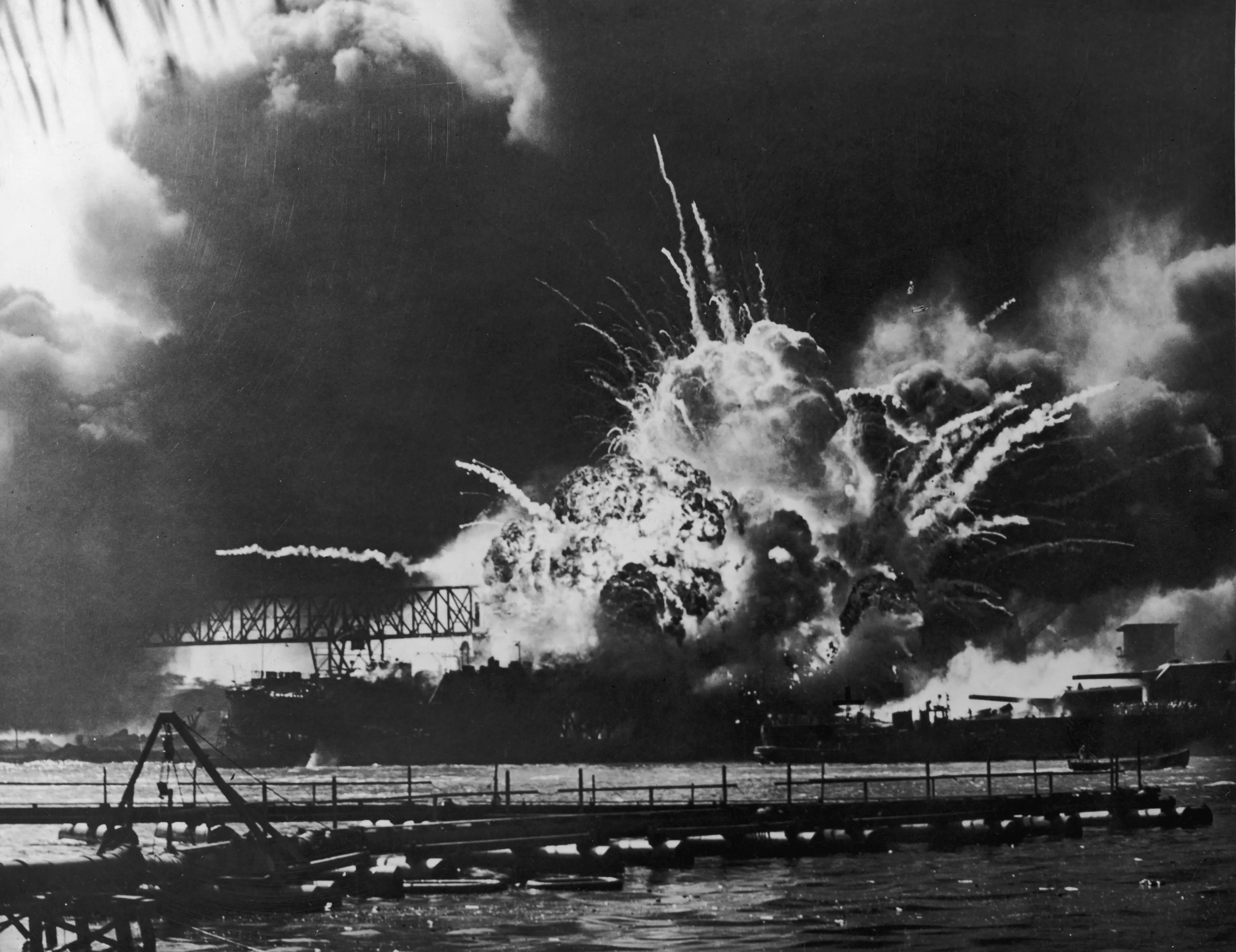 O vedere a USS Shaw care explodează la baza navală americană, Pearl Harbor, Hawaii,