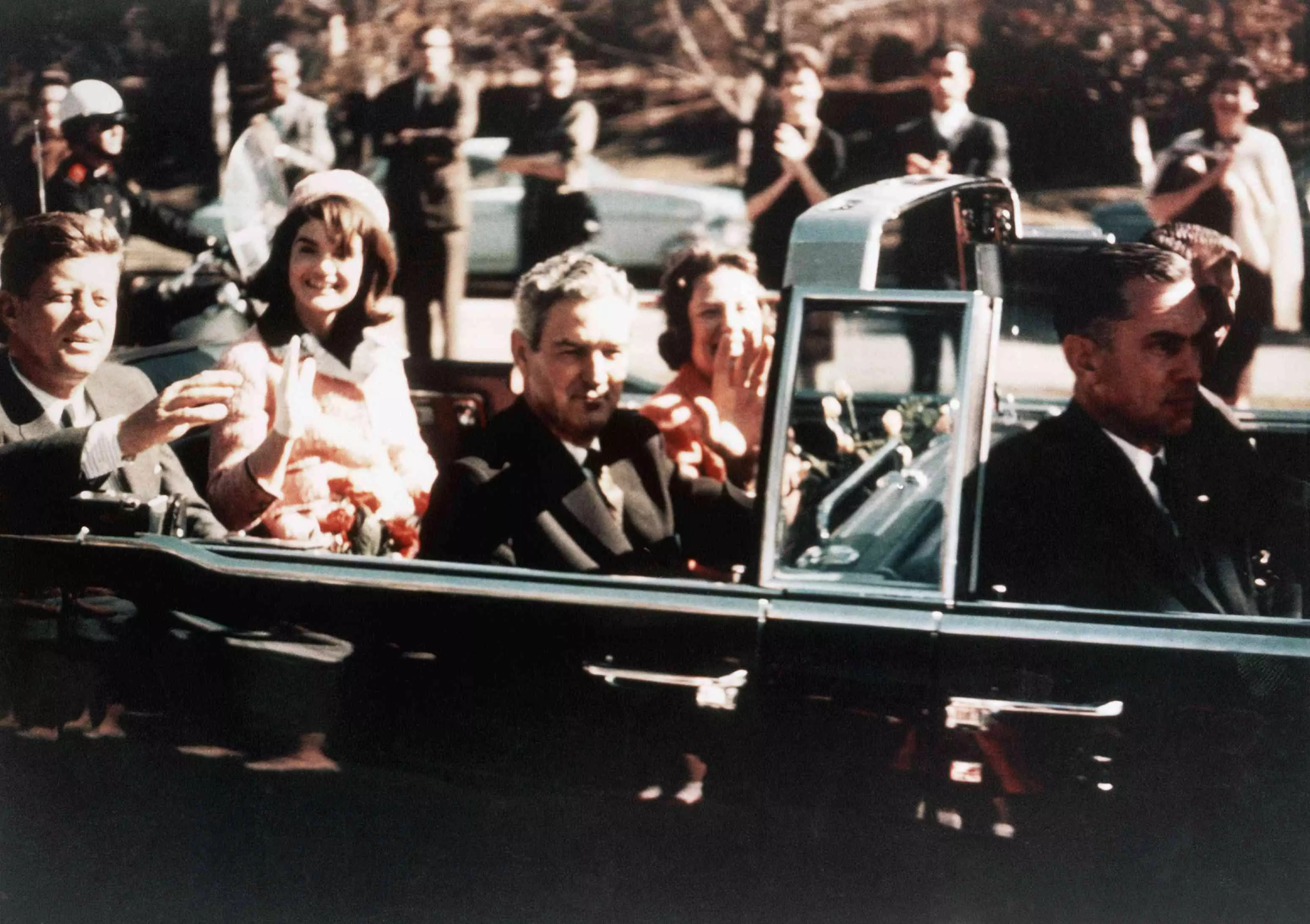 Atentat na Kennedyja: Kennedy v avtu