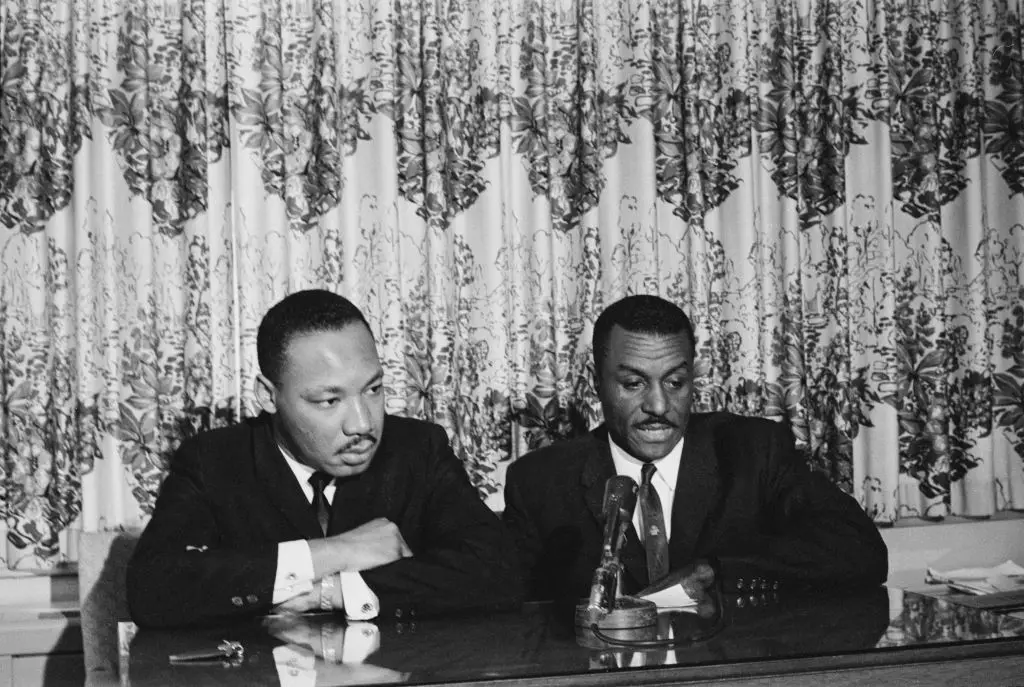 Les militants des droits civiques Martin Luther King Jr. et Fred Shuttlesworth tiennent une conférence de presse au début de la campagne de Birmingham, mai 1963.