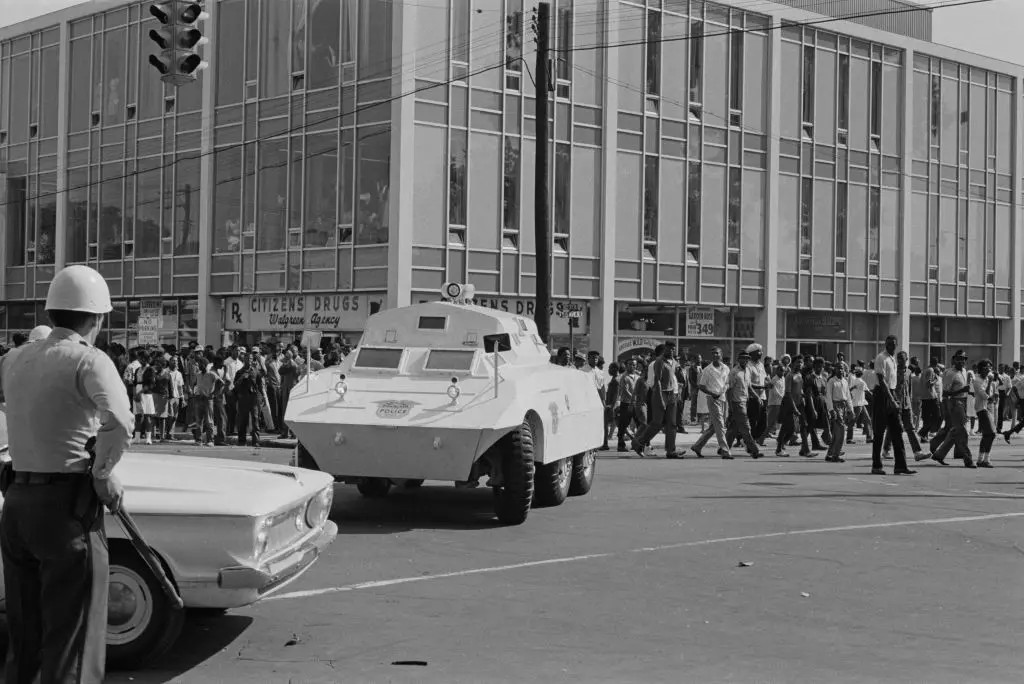 Des Noirs américains marchant au coin de la 16e rue et de la 5e avenue à Birmingham, Alabama, au début de la campagne de Birmingham, mai 1963.