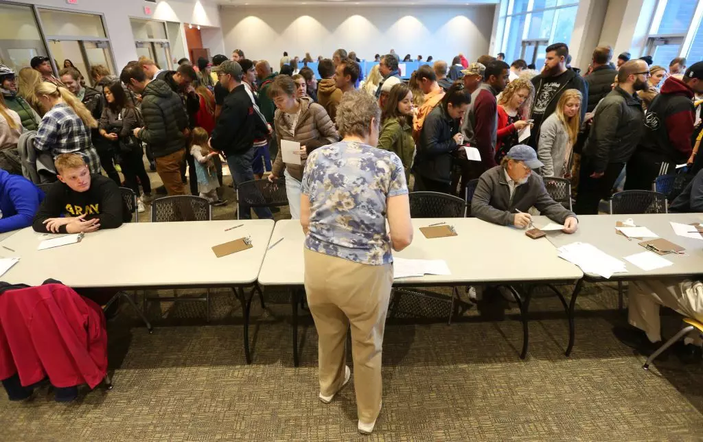 جمعیتی از مردم در یک مرکز رای گیری منتظر هستند تا در انتخابات میان دوره ای ایالات متحده در 6 نوامبر 2018 در پروو، یوتا رای دهند.