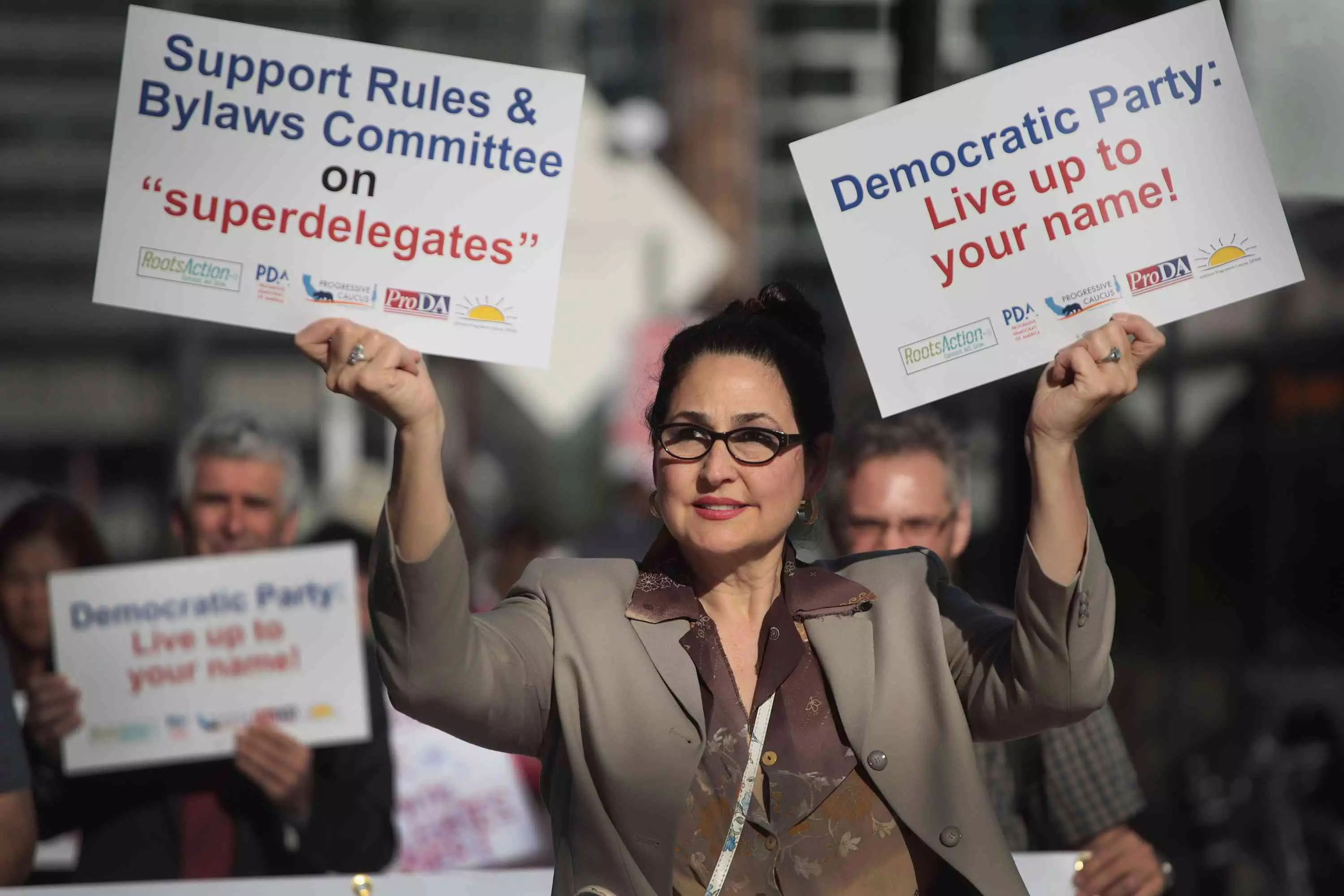 Demonstranter protesterer mod det demokratiske partis brug af superdelegerede, 23. august 2018 i Chicago, Illinois.