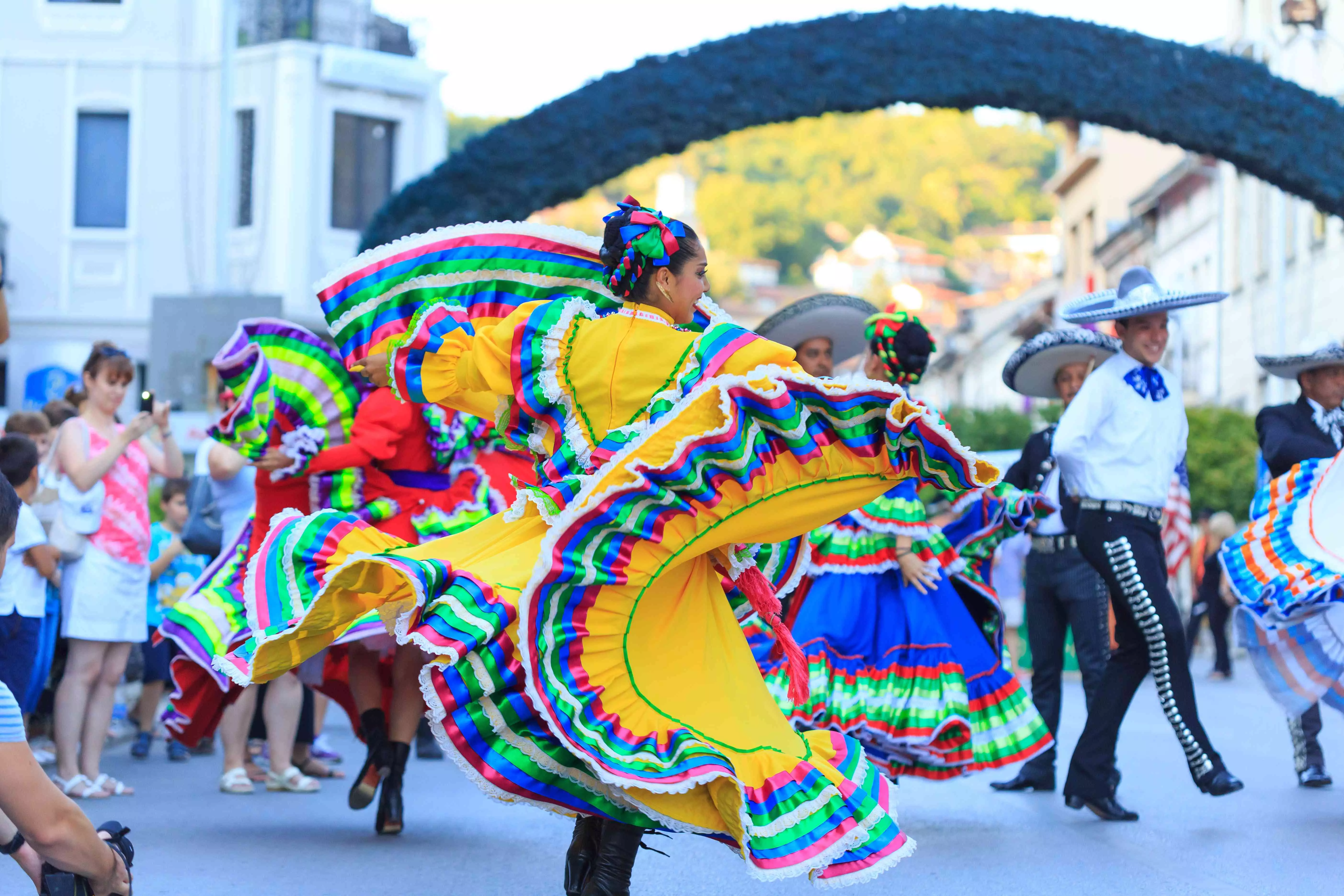 Artistas em trajes tradicionais do grupo mexicano dançando na rua