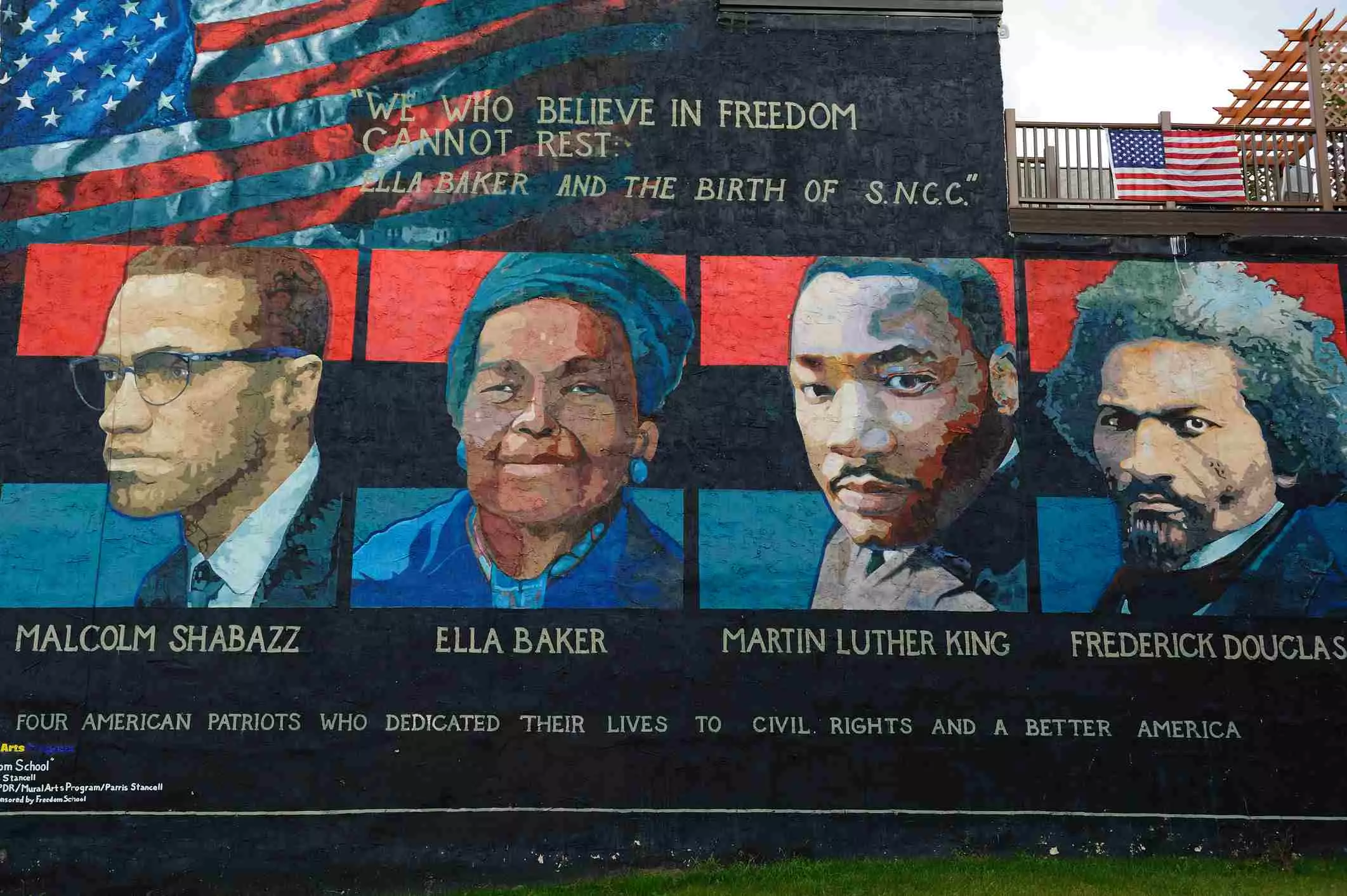 Mural a léiríonn ceannairí dubha na gceart sibhialta (Malcom X, Ella Baker, Martin Luther King agus Frederick Douglas), atá lonnaithe i Philadelphia