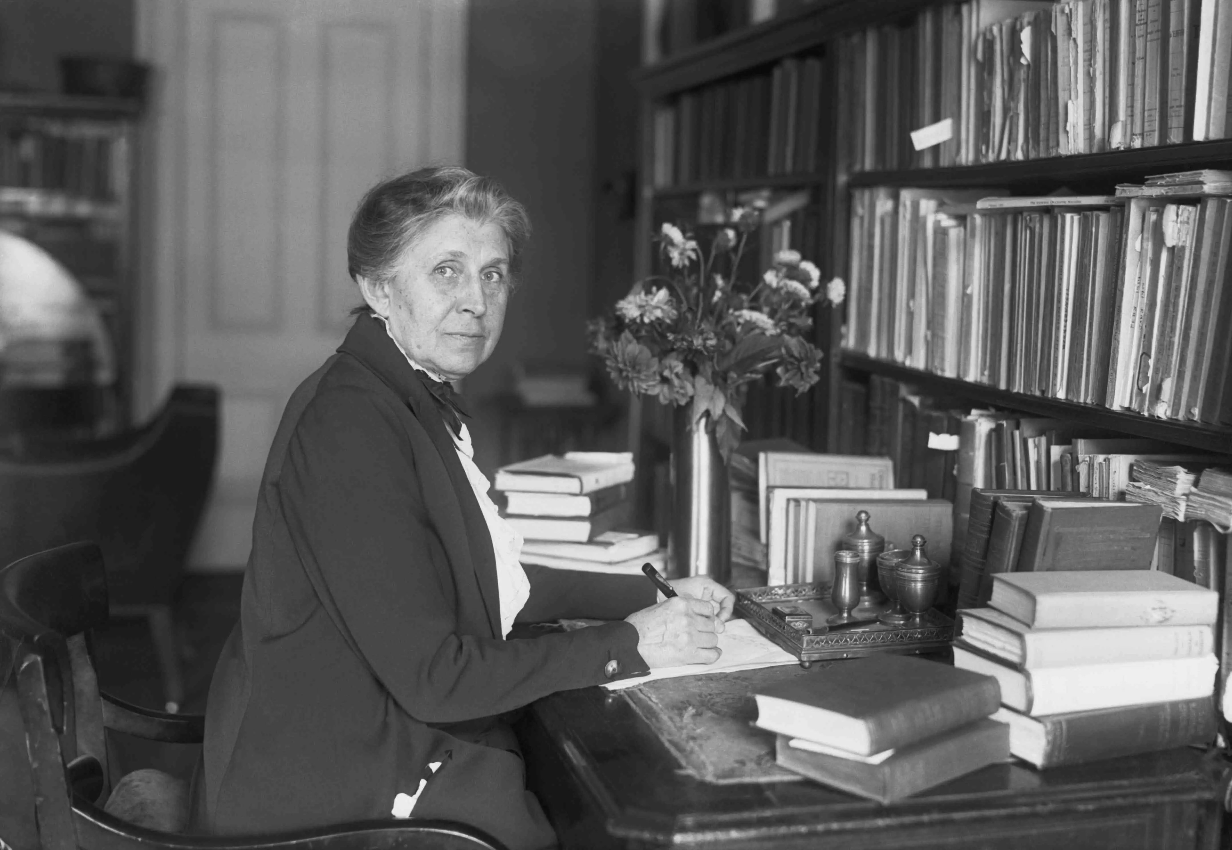 Ida M. Tarbell by haar lessenaar