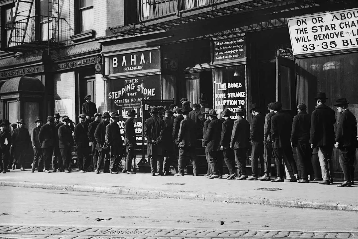 203 East 9th Street, New York, cerca 1930 मा बहाई फेलोशिपद्वारा सञ्चालित सूप किचनमा कफी र रोटीका लागि लामबद्ध बेरोजगार पुरुषहरू