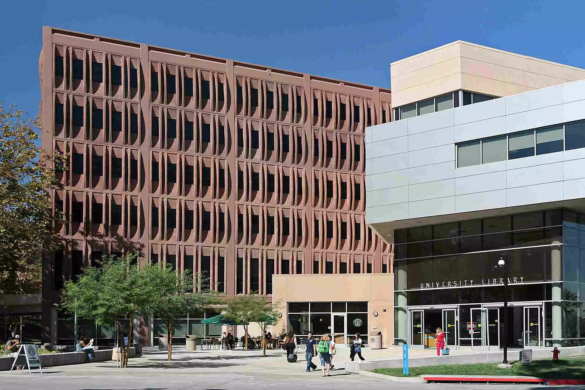 Pintu Masuk Perpustakaan Cal Poly Pomona