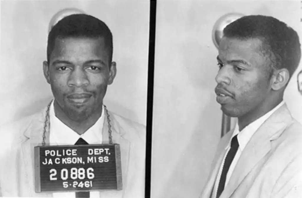 Otu iko nke onye na-akwado ikike obodo John Lewis, na-esochi ejidere ya na Jackson, Mississippi maka iji ụlọ mposi edobere maka ndị ọcha n'oge ngosi Freedom Ride megide ikewa agbụrụ, 24th Mee 1961.