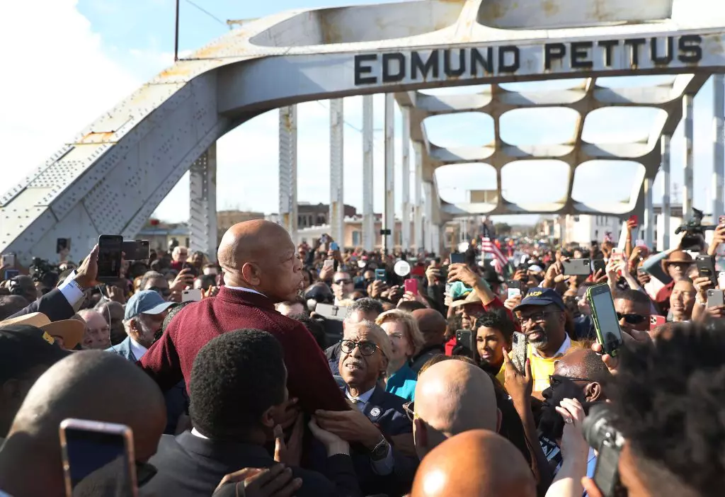 El representante John Lewis (D-GA) habla a la multitud en la recreación del cruce del puente Edmund Pettus que marca el 55 aniversario del Domingo Sangriento de Selma el 1 de marzo de 2020 en Selma, Alabama.