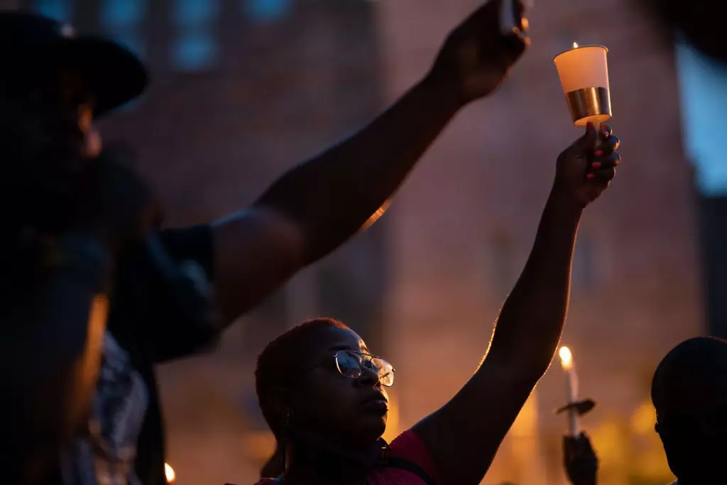 La gente participa en una vigilia a la luz de las velas para el representante estadounidense John Lewis el 19 de julio de 2020 en Atlanta, Georgia.