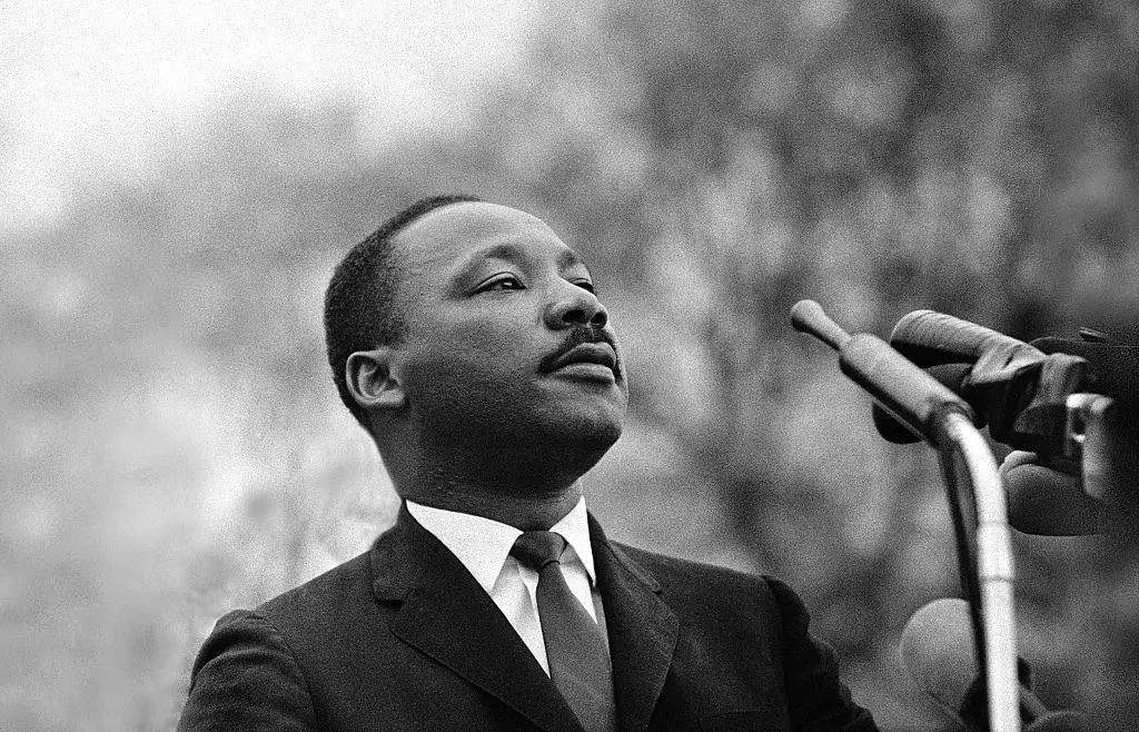 Dr. Martin Luther King, Jr. 25.000 nəfərlik izdiham qarşısında çıxış edən Selma To Montgomery, Alabama vətəndaş hüquqları yürüşləri, 1965