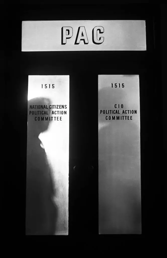 PAC прави смело показване на входа на централата на Комитета за политически действия на C.I.O. в Ню Йорк.