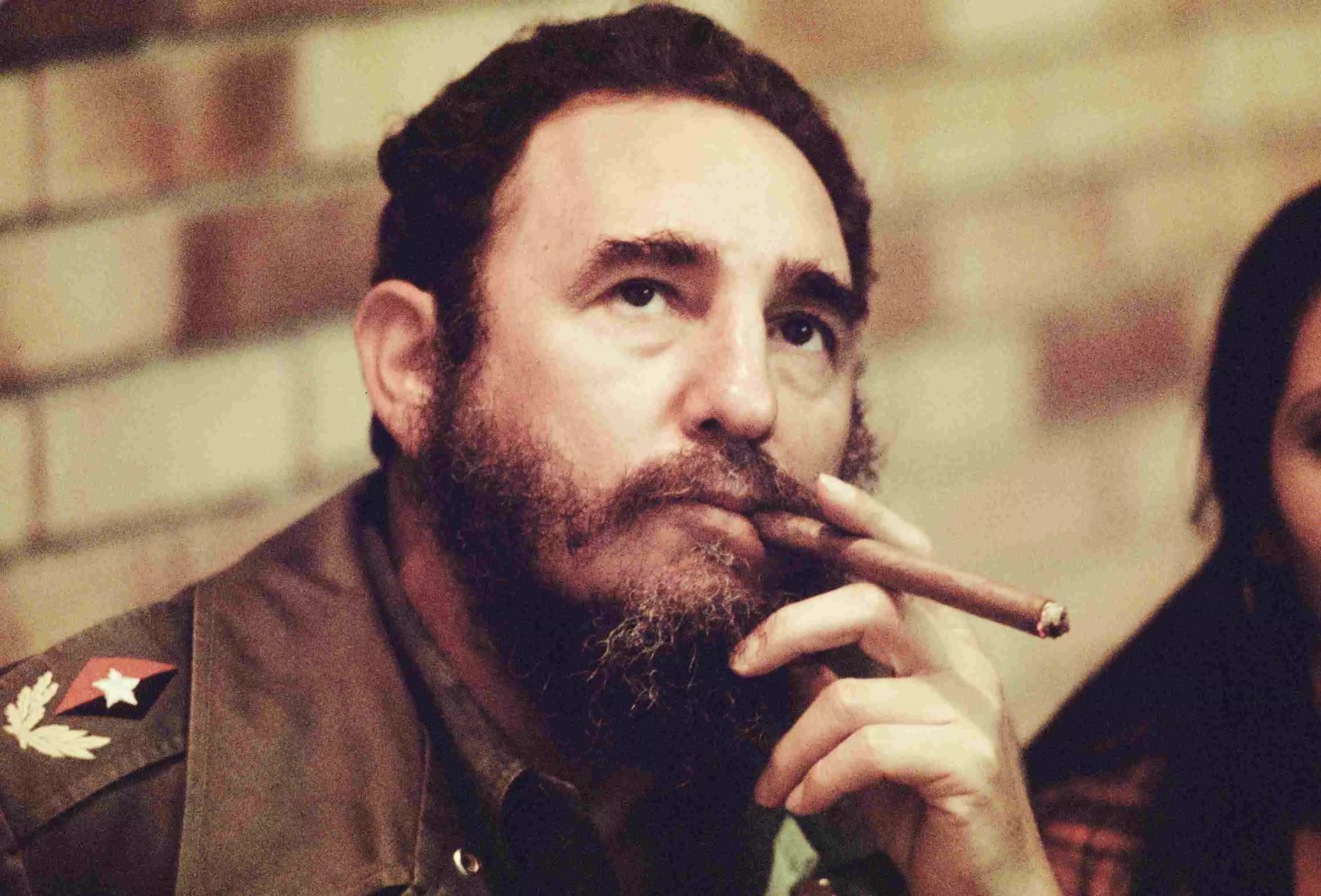 Fidel Castro pali cygaro w swoim biurze w Hawanie na Kubie, około 1977 roku.