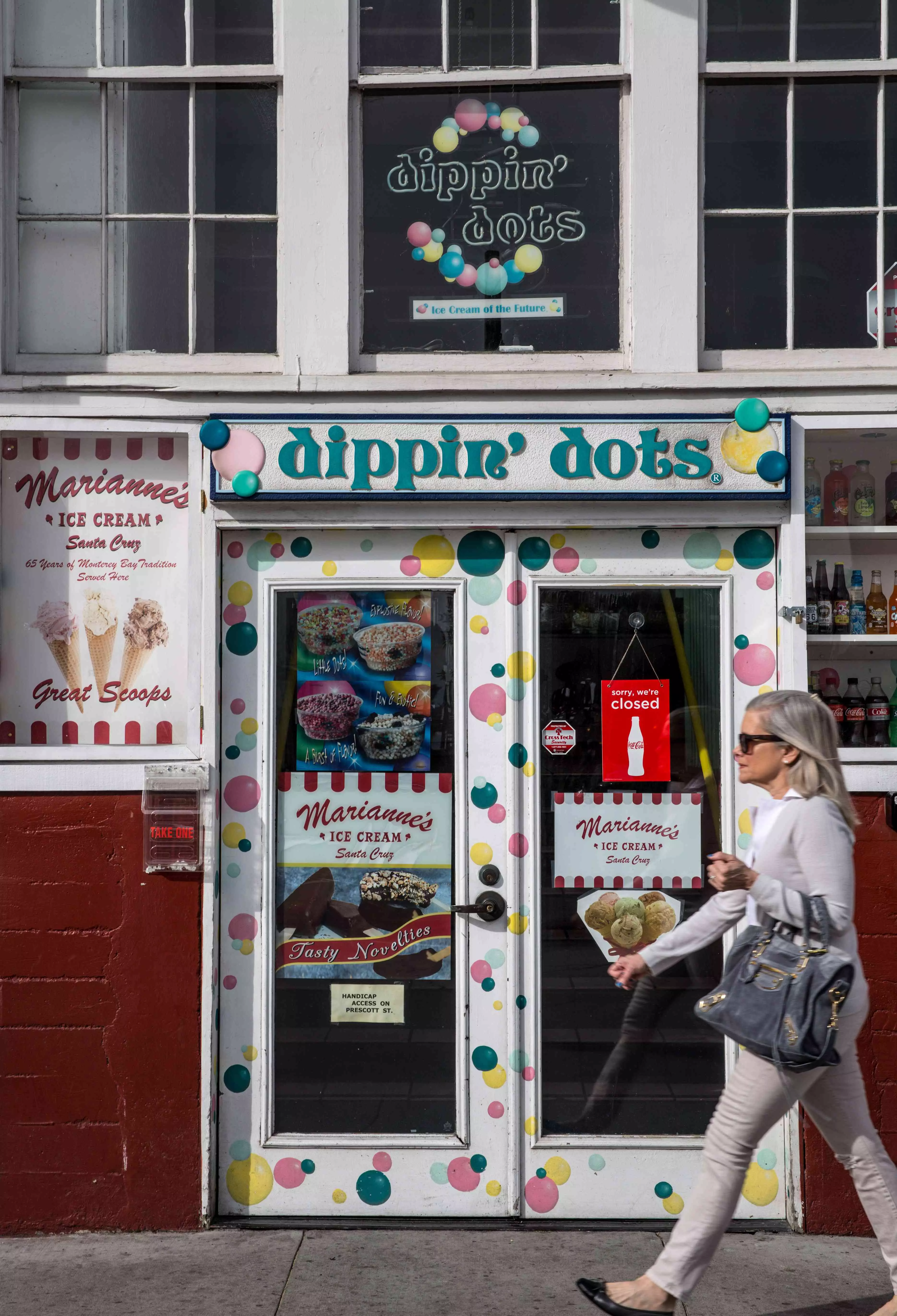 Dippin dots е популярен сладолед, замразен с течен азот.