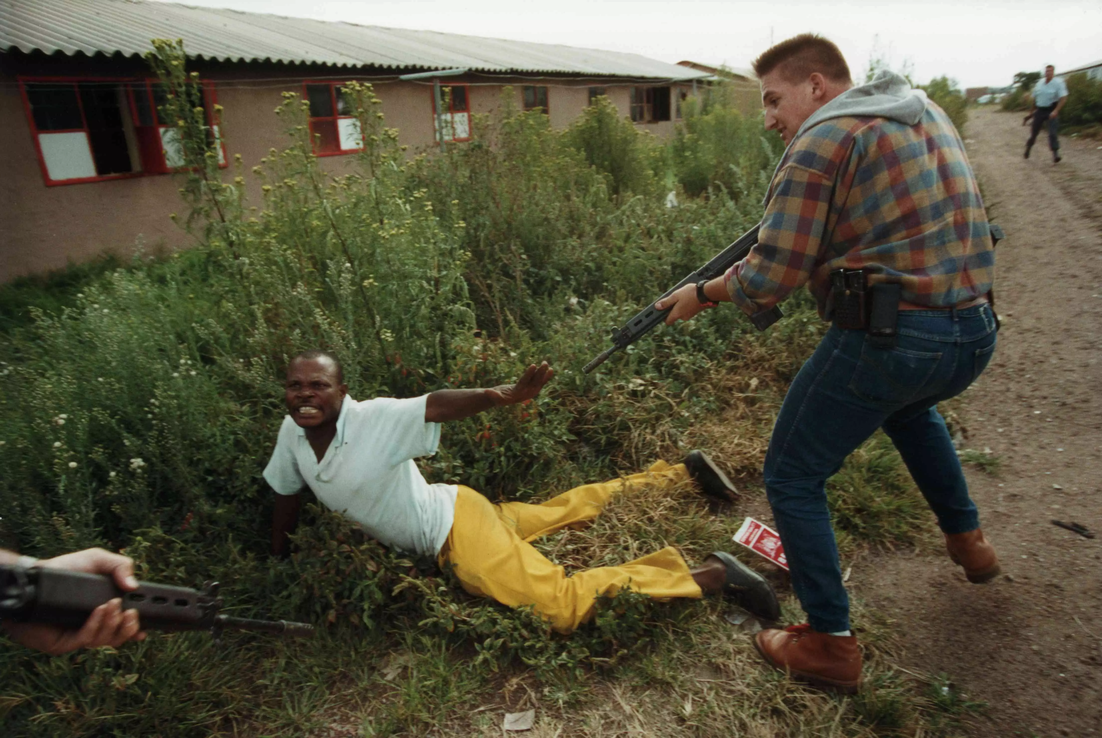 Amaphoyisa aseNingizimu Afrika abophe indoda yomZulu esolwa ngokuba ngumdubuli, emasontweni ambalwa ngaphambi kokhetho olukhululekileyo lwaseNingizimu Afrika ngo-April 1994.