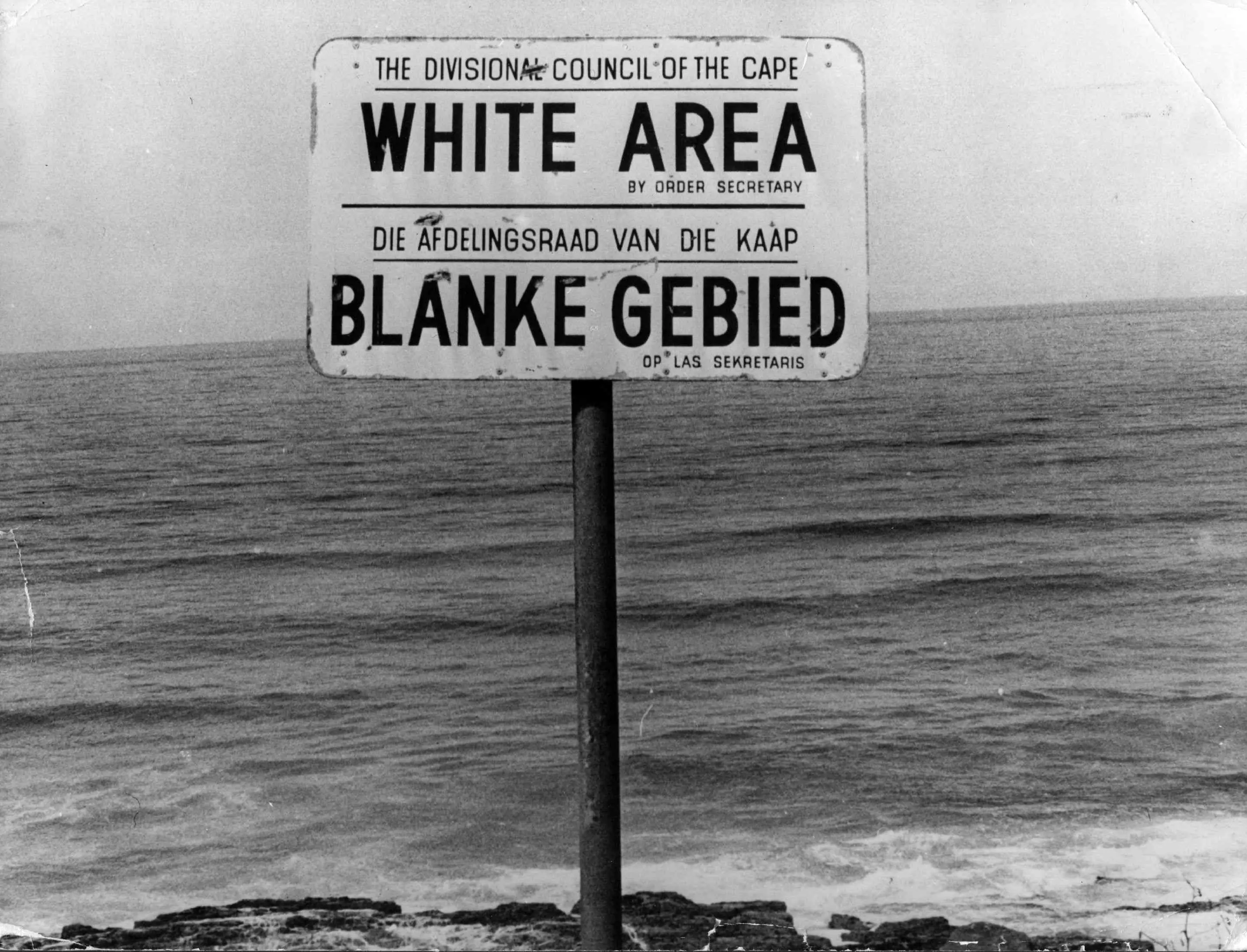 Un aviso de apartheid en una playa cerca de Ciudad del Cabo, Sudáfrica, que indica el área solo para blancos.