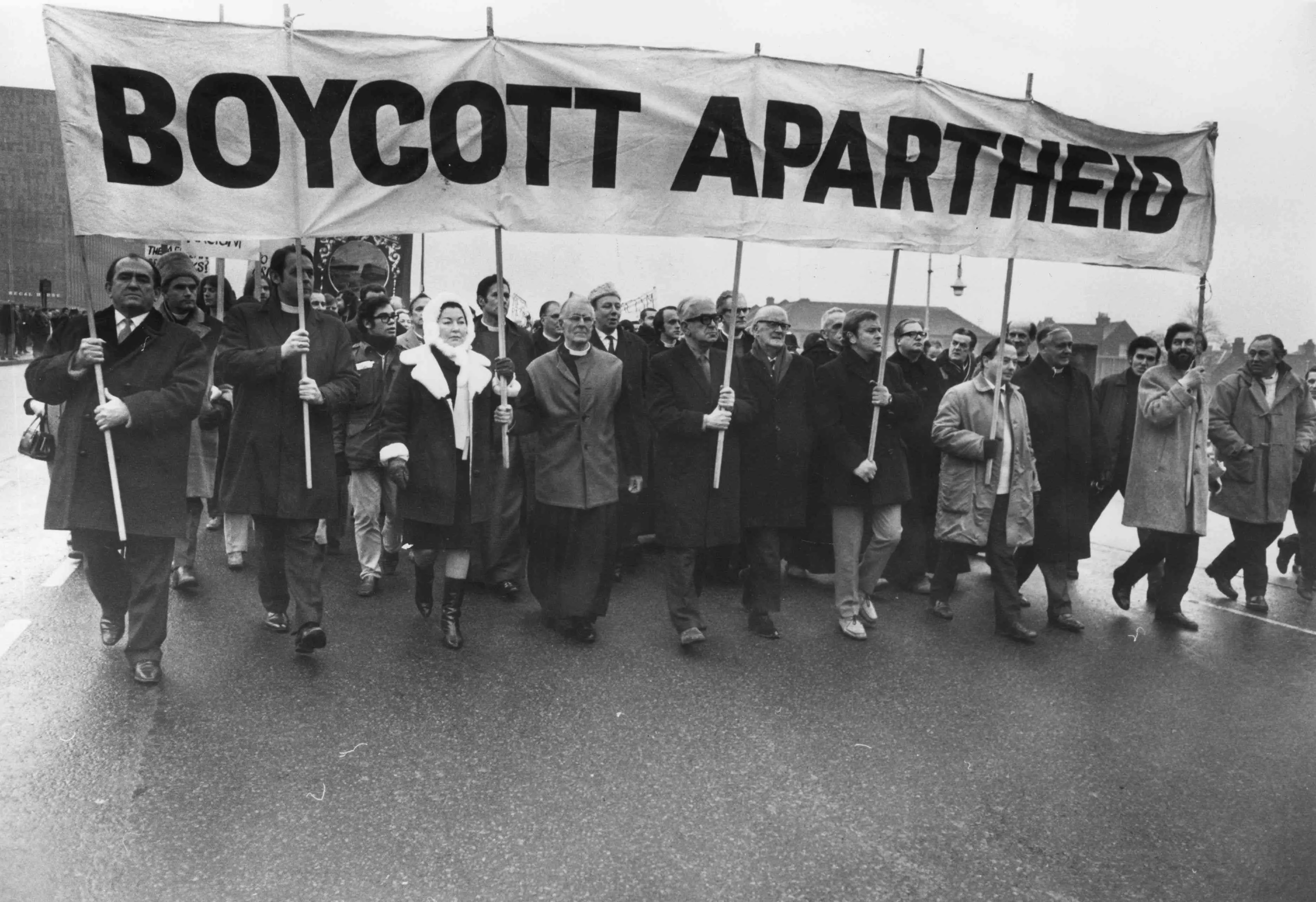 Demonstranti proti apartheidu na cestě na ragbyové hřiště Twickenham, 20. prosince 1969.