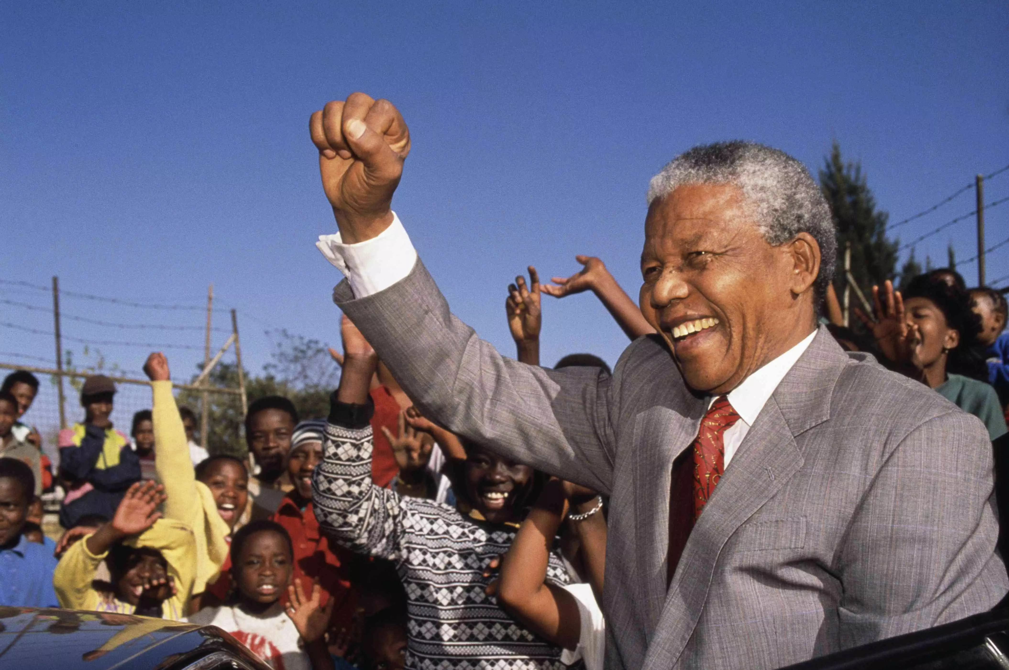 Nelson Mandela visita la Escuela Hlengiwe para alentar a los estudiantes a aprender.