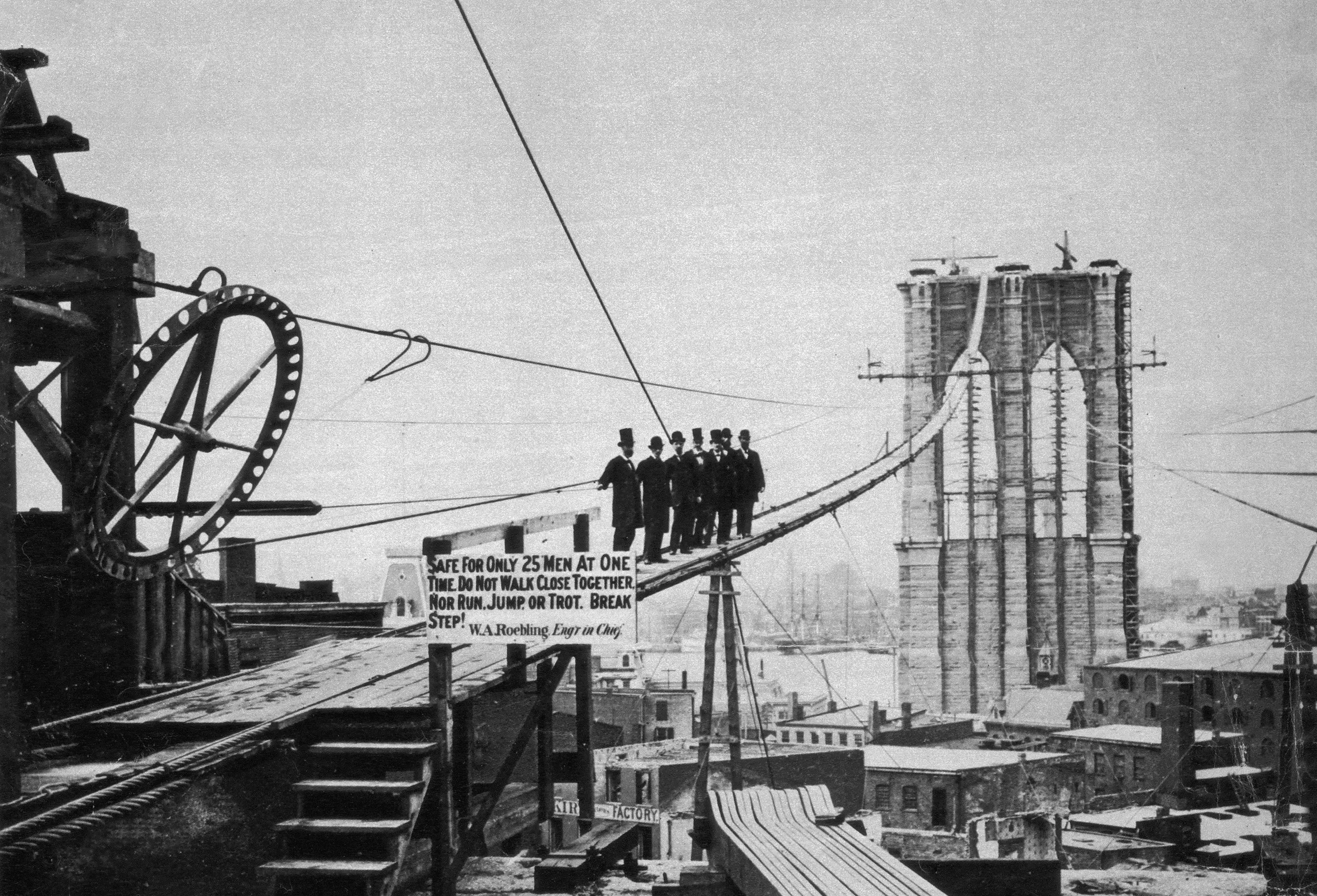 Foto de viroj sur catwald dum Brooklyn Bridge konstruo.