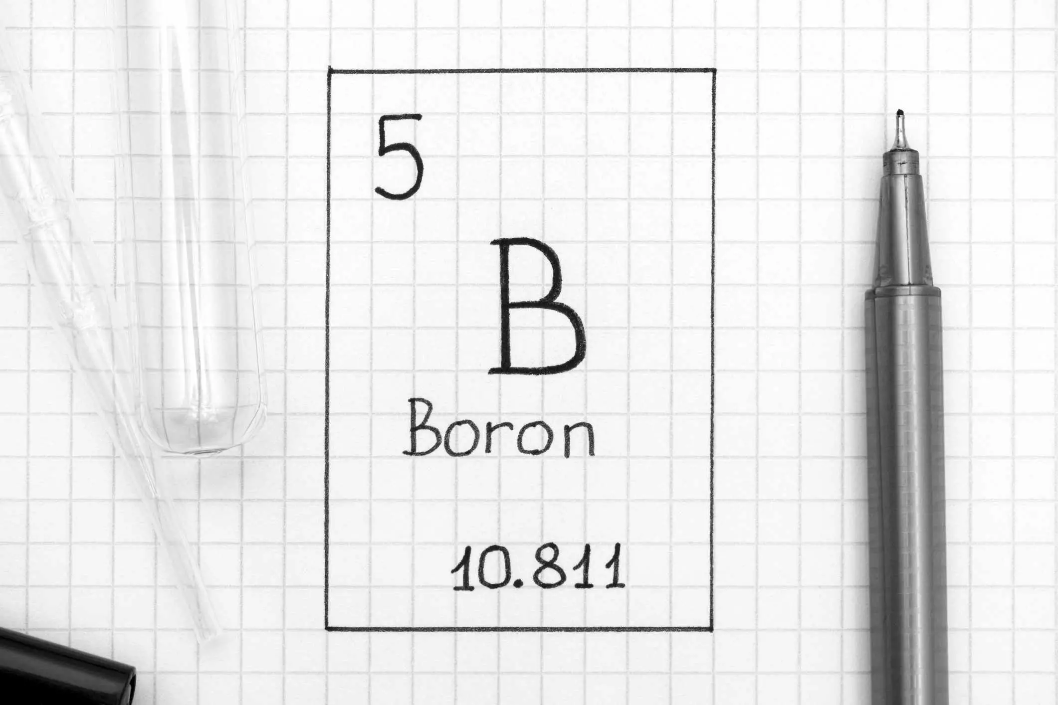 Håndskrift kjemisk element Boron B med svart penn, reagensrør og pipette