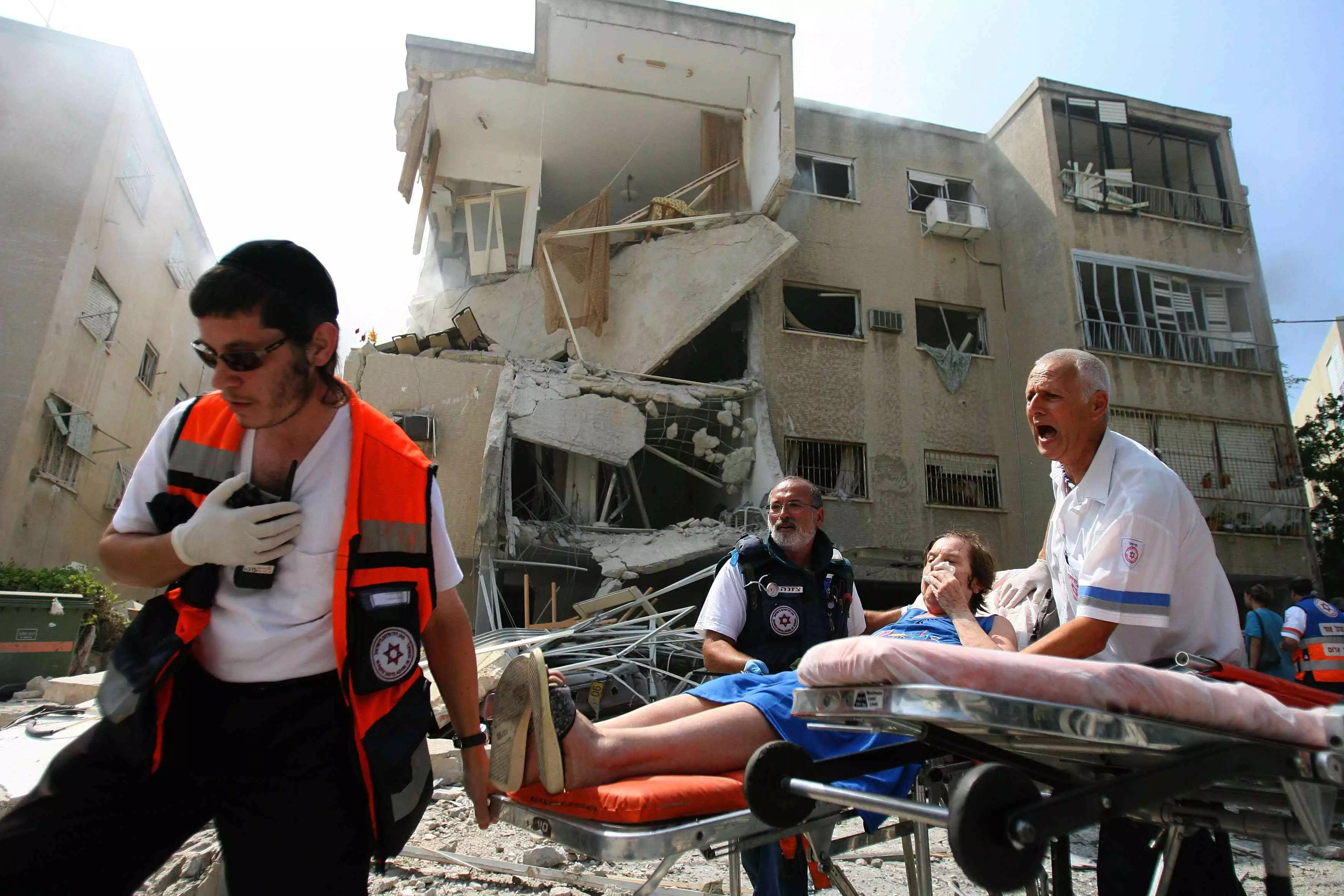 Ранените са отведени след ракетен удар на Хизбула на 17 юли 2006 г. в северния израелски град Хайфа. Уриел Синай/Гети Имиджис