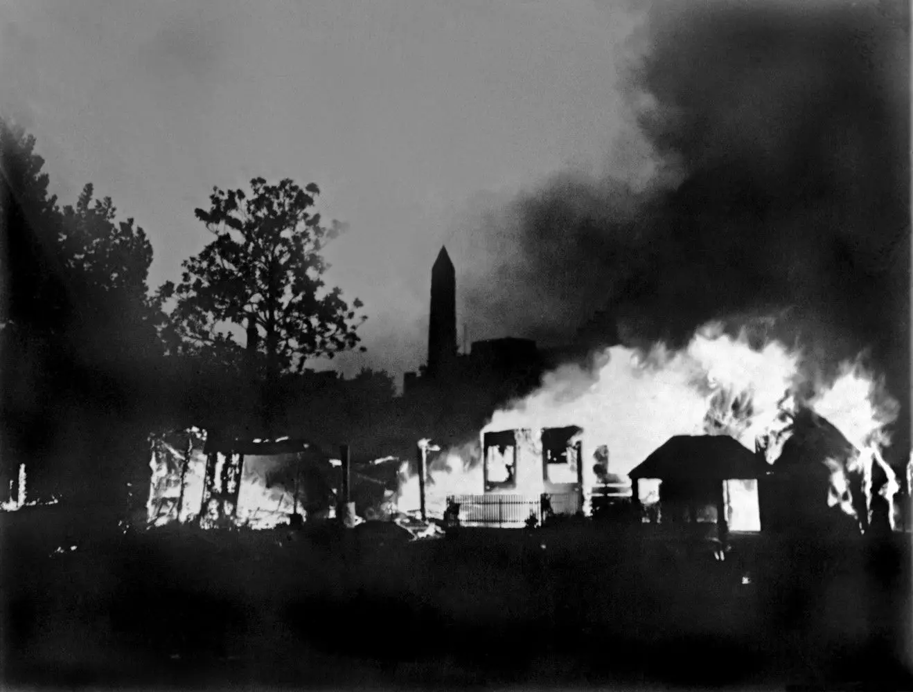 Een kamp voor veteranen van het Bonusleger in Washington, D.C. dat in 1932 wordt verbrand