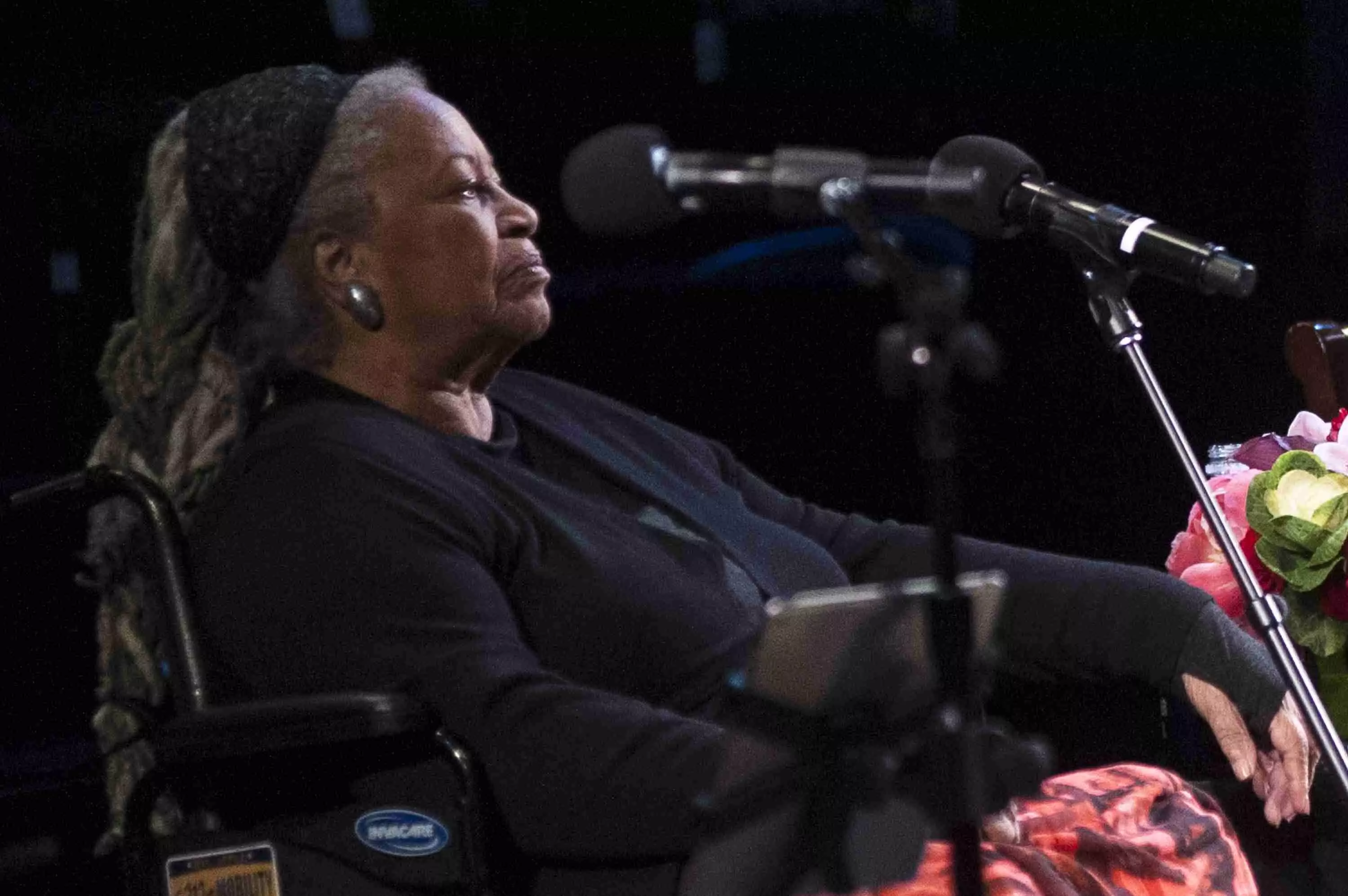 Skáldsagnahöfundurinn Toni Morrison talar á meðan Stella Adler Studio Of Acting kynnir Toni Morrison