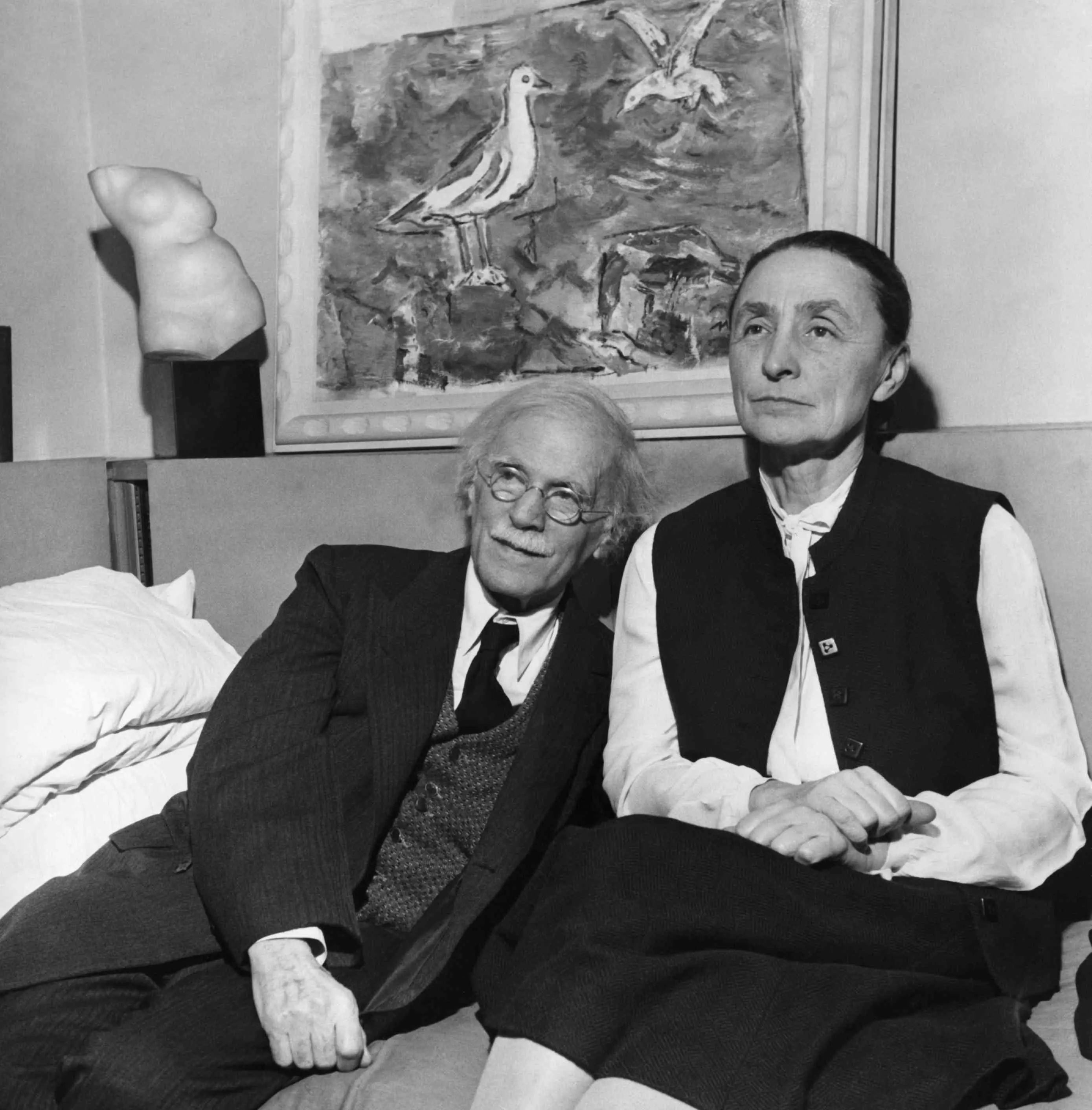 Alfred Stieglitz istub oma naise Georgia O'Keeffe vasakul pool maali ja skulptuuri all