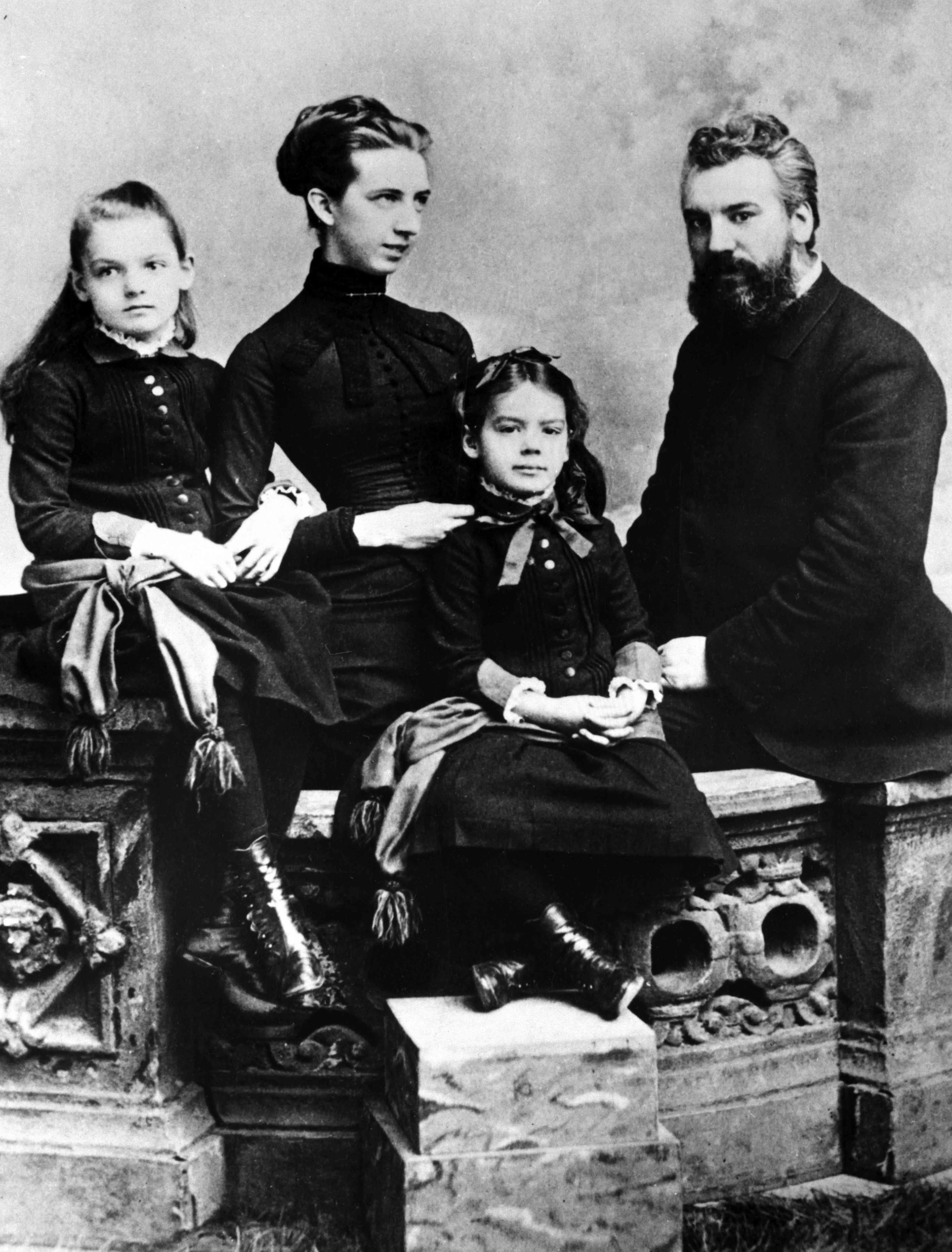 Alexander Graham Bell és felesége és családi portréja