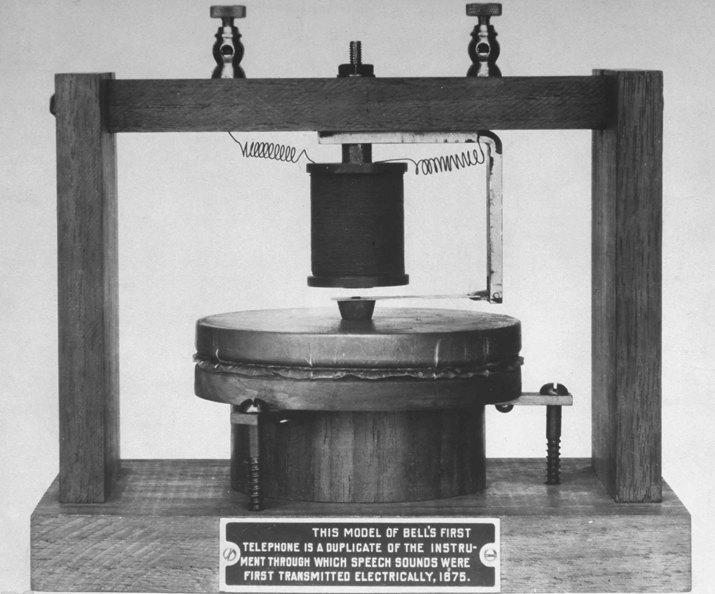 Duplikatmodell vum Alexander Graham Bell sengem éischten Telefoninstrument