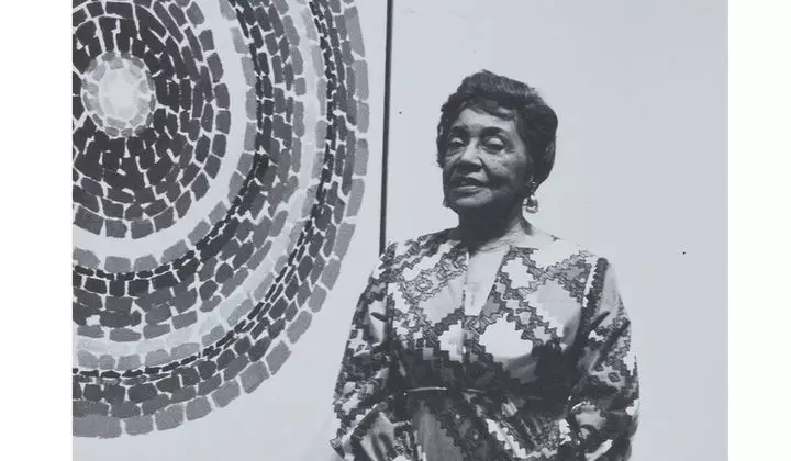 immaġni iswed u abjad ta 'Alma Thomas quddiem waħda mill-astrazzjonijiet taċ-ċirku tagħha