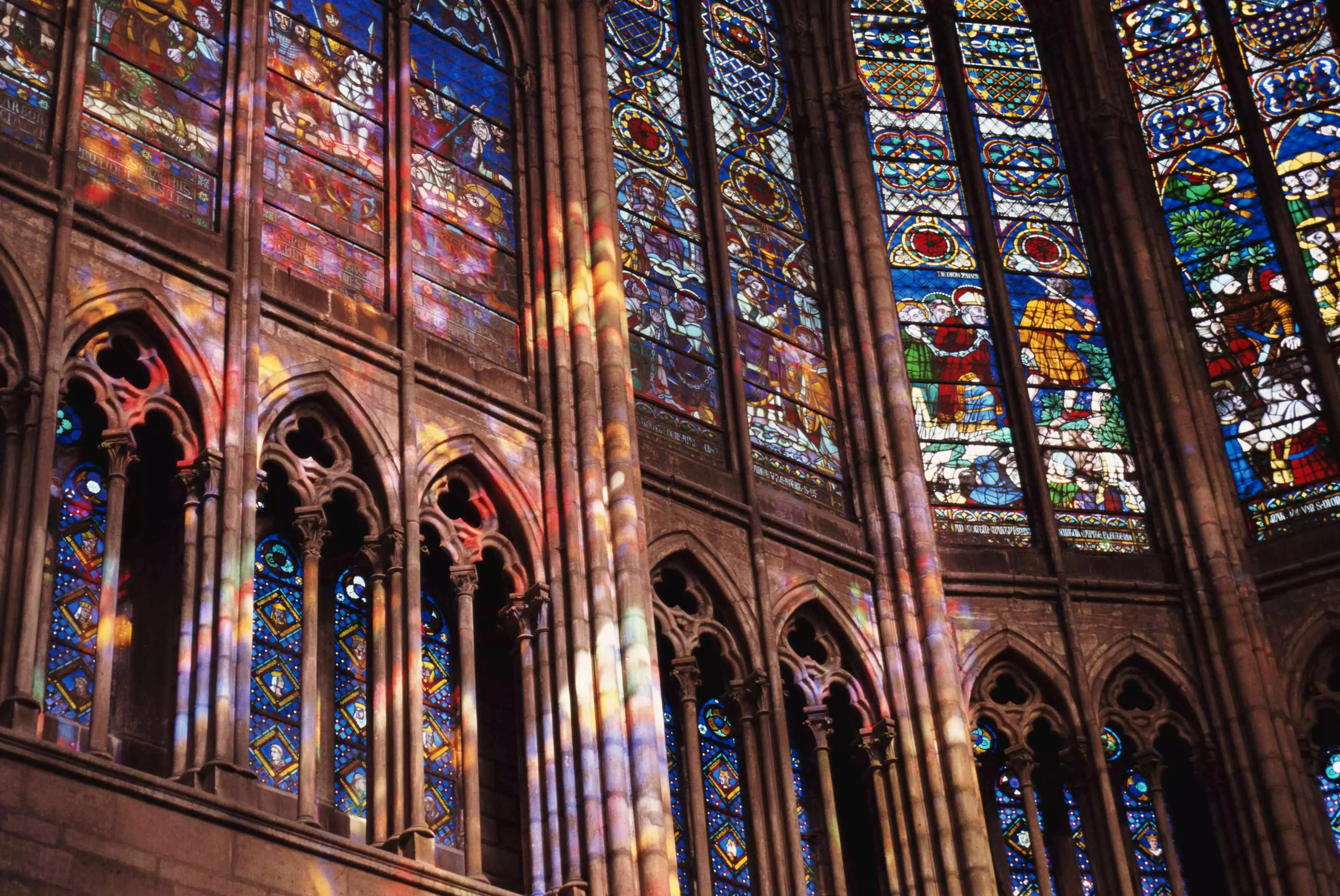 Window ugogbe anya nchara na Saint-Denis Cathedral, Paris, France