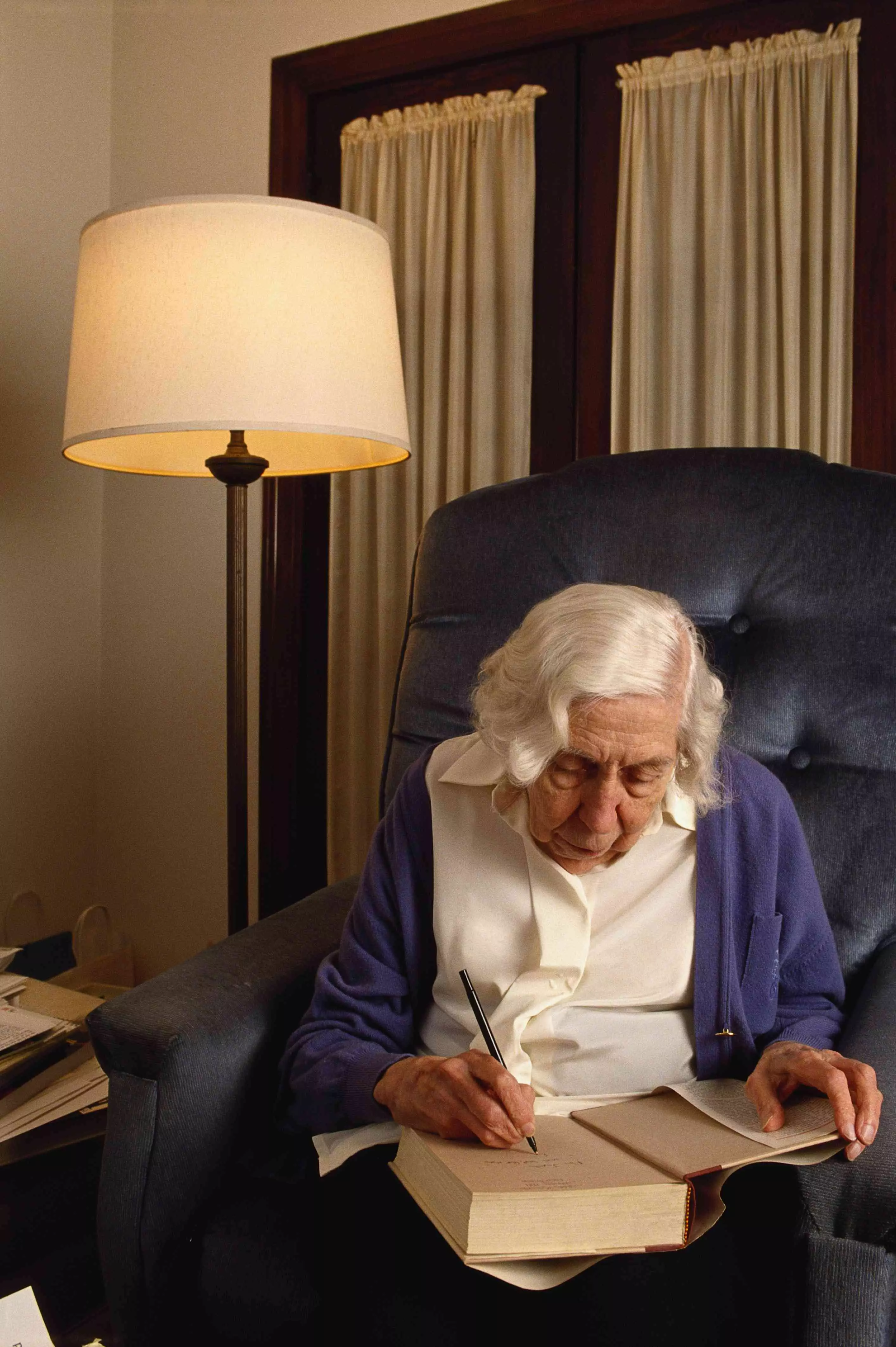 Eudora Welty író, a nappalijában ír